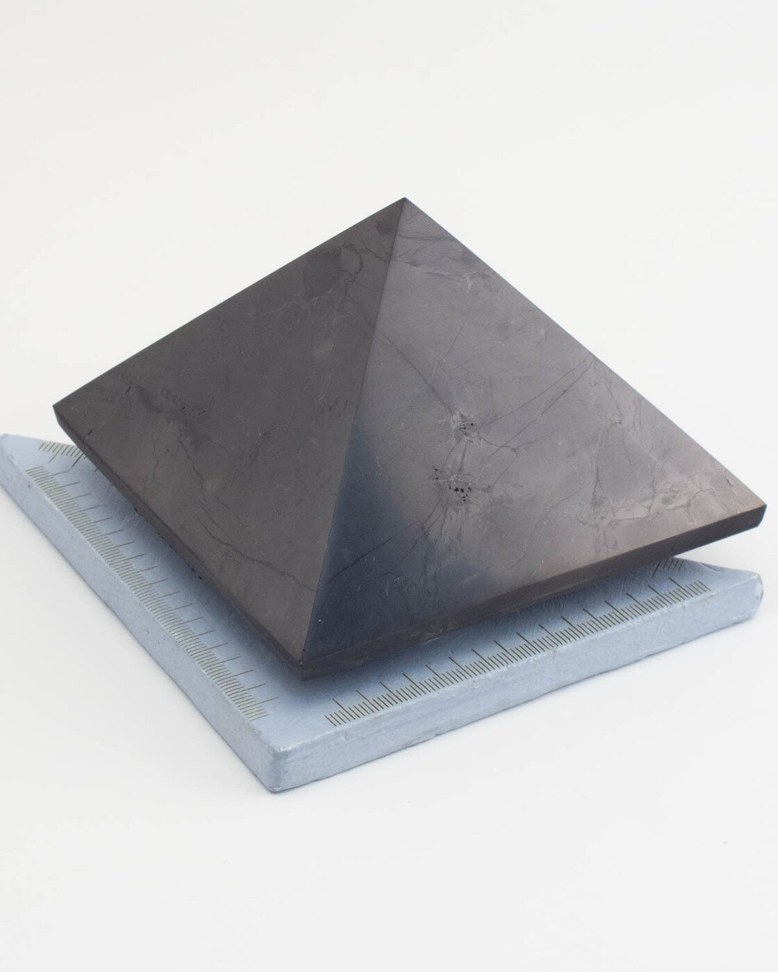 Пирамида из натурального камня Шунгит полированная 25 см