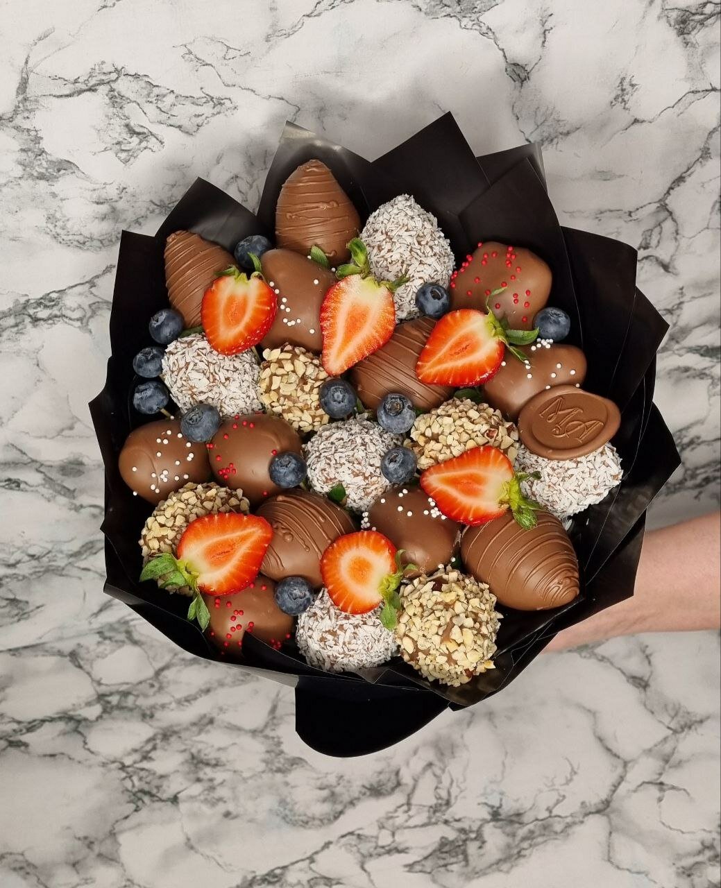 Букет из клубники в молочном шоколаде «Чёрный принц» для женщины или мужчины
