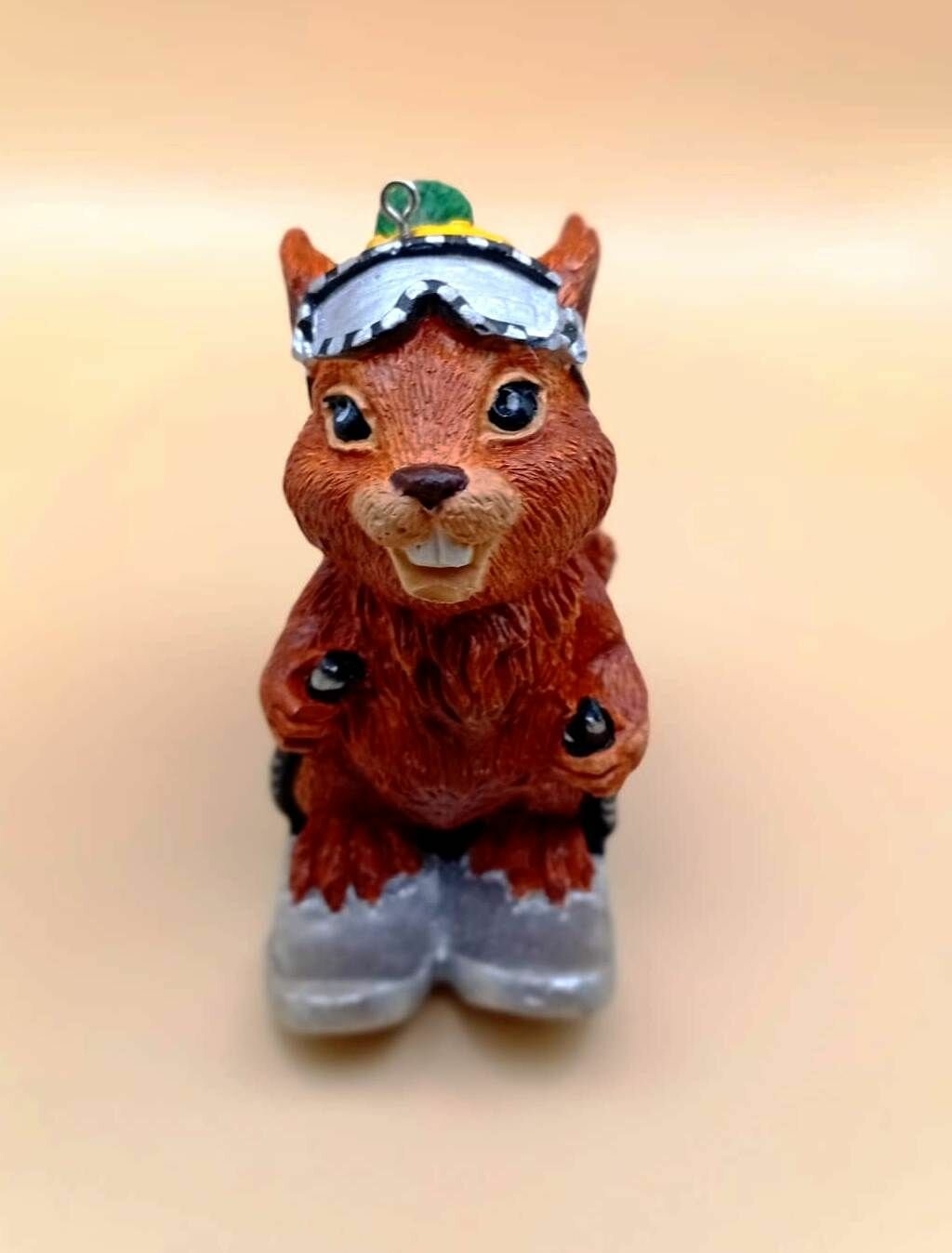 Елочная игрушка "Белка на лыжах", гипс, ручная роспись