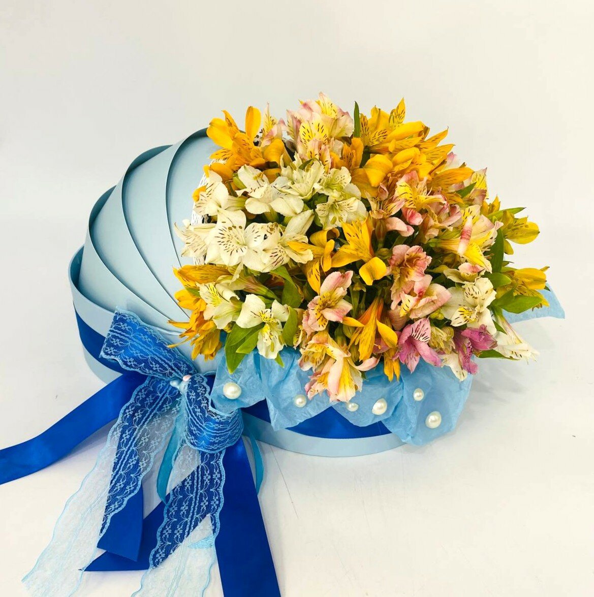 Люлька с цветами на выписку. Букет альстромерий в колыбели на рождение малыша