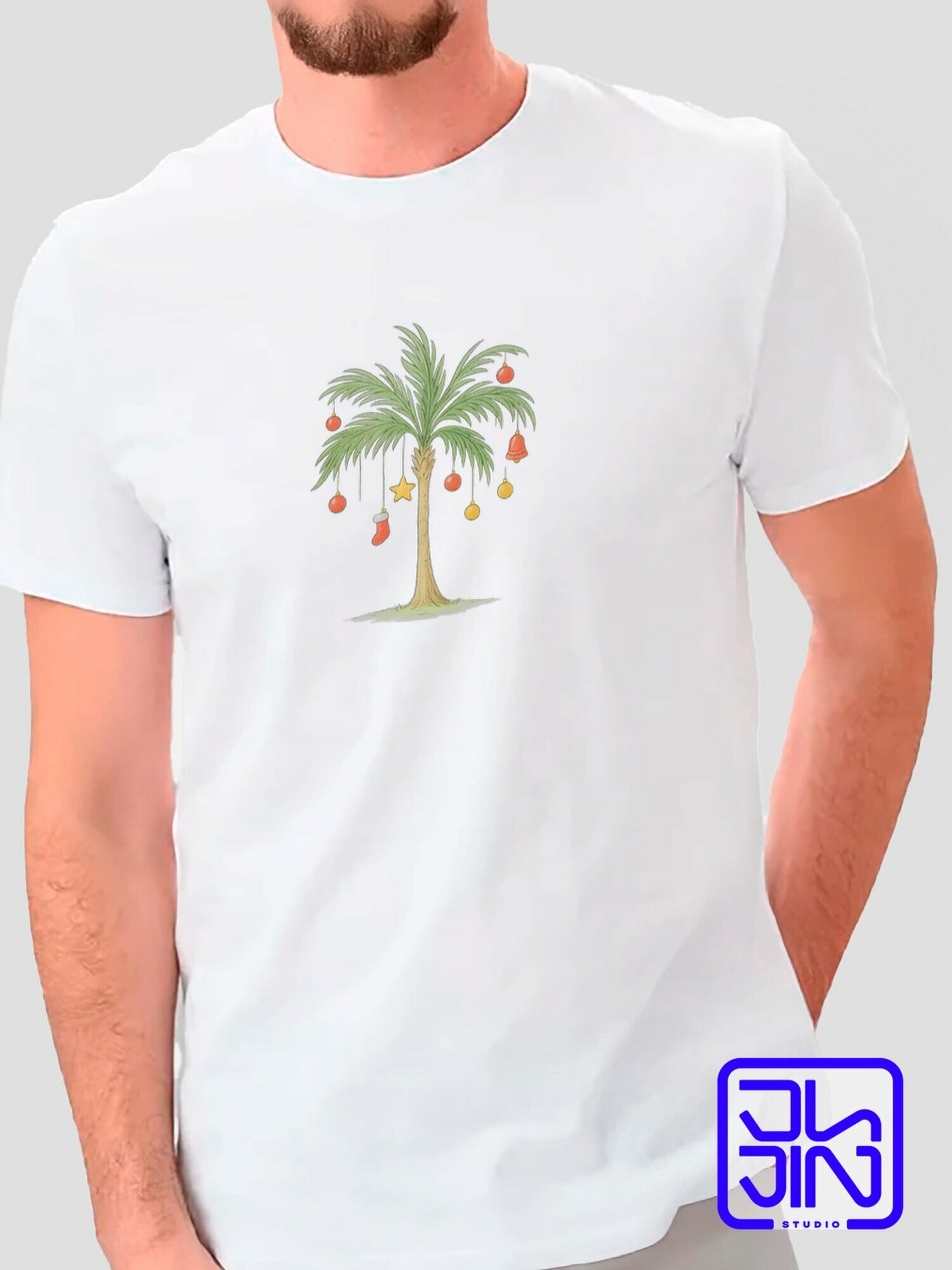 Футболка классическая мужская с авторским принтом Минималистичная зеленая пляжная пальма с игрушками, коричневая рождественская, белый хлопковый трикотаж с прикольным рисунком на груди