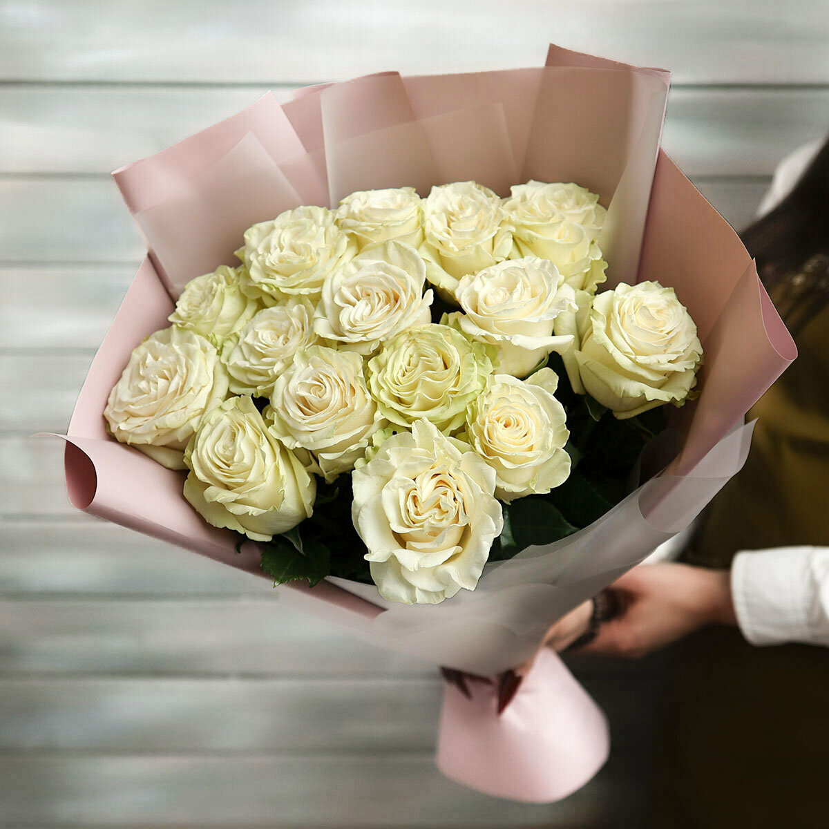 15 белых роз в упаковке Эквадор, высота 50 см, от Букет Маркет