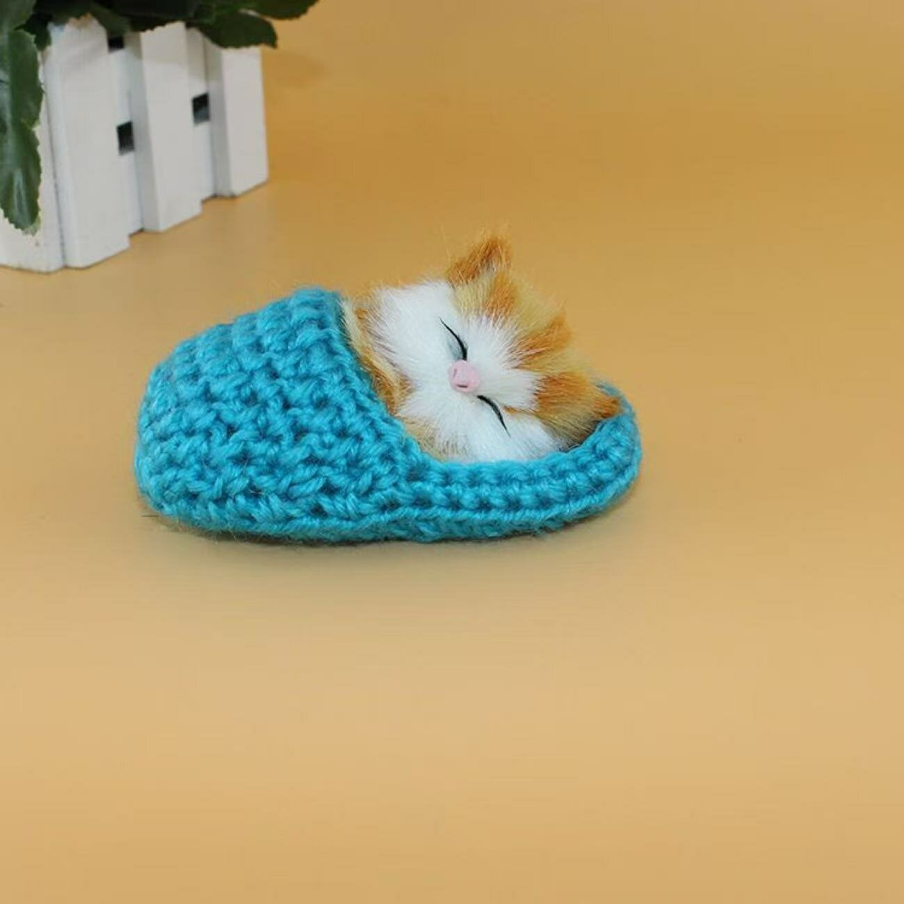 Плюшевый кот из Sima-land в тапочках, размером 5 х 5 х 7 см, синий.