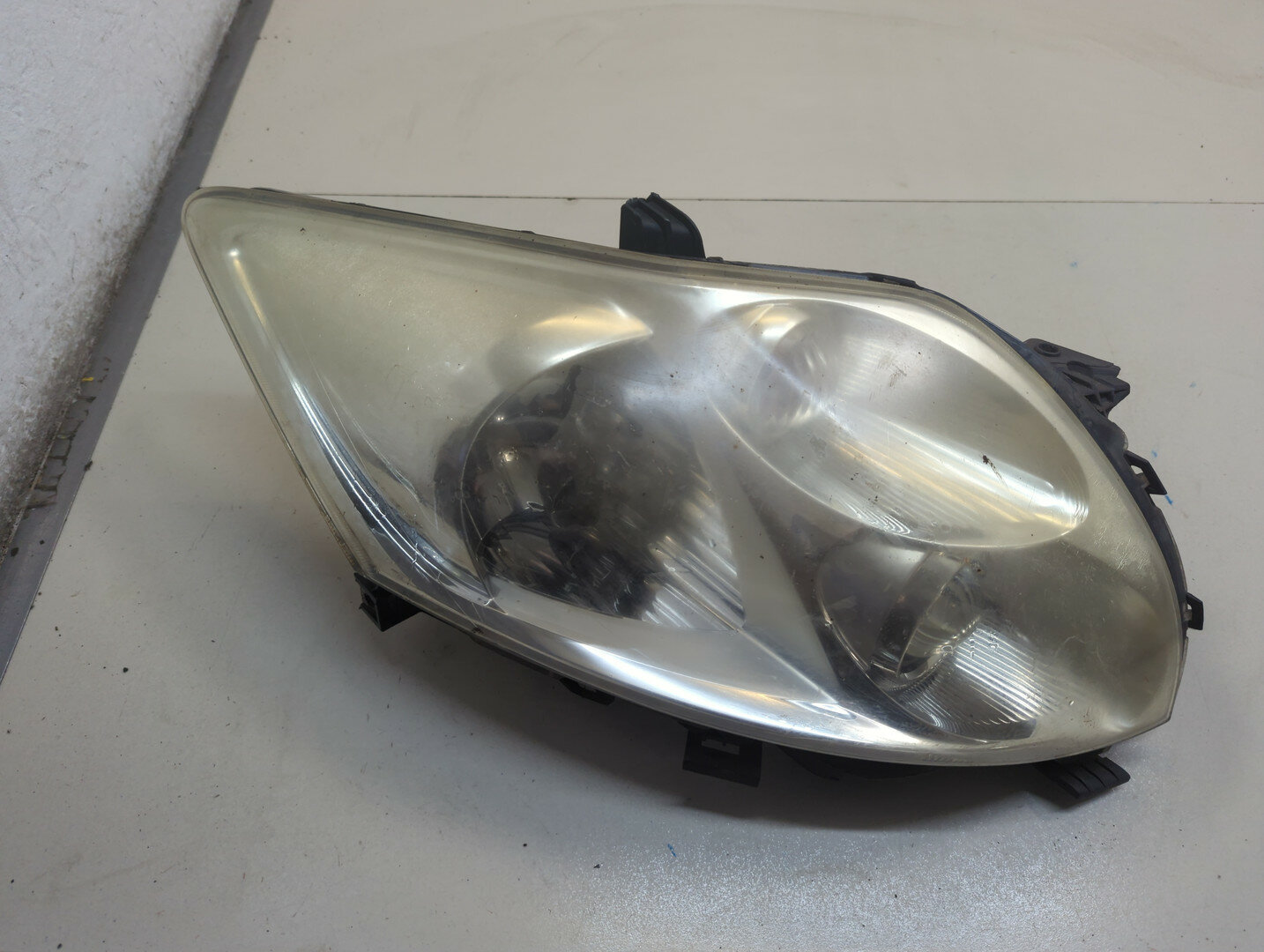 Фара (передняя) правая Toyota Auris E15 Б/У