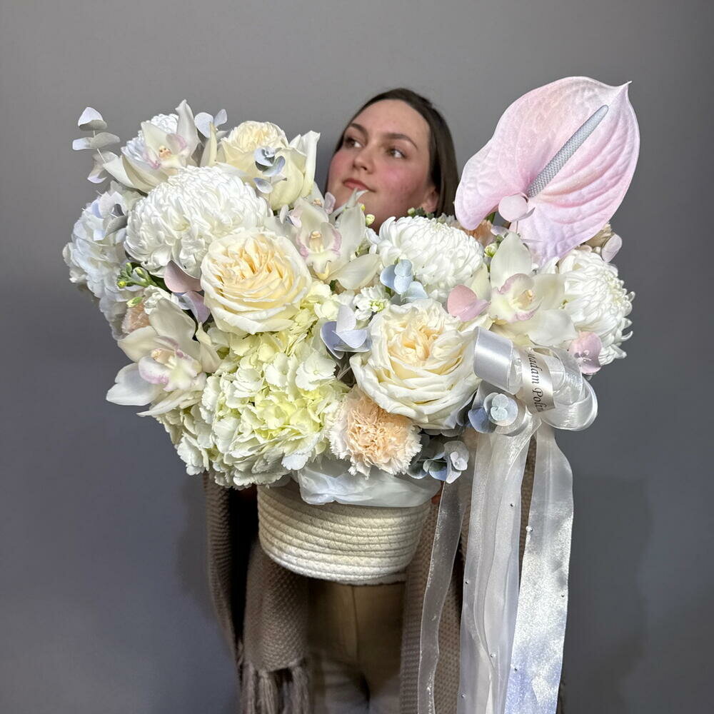 Композиция в корзине от Madam Polina "Ангел", высота 45см, белый цвет, антуриум, гортензии, розы