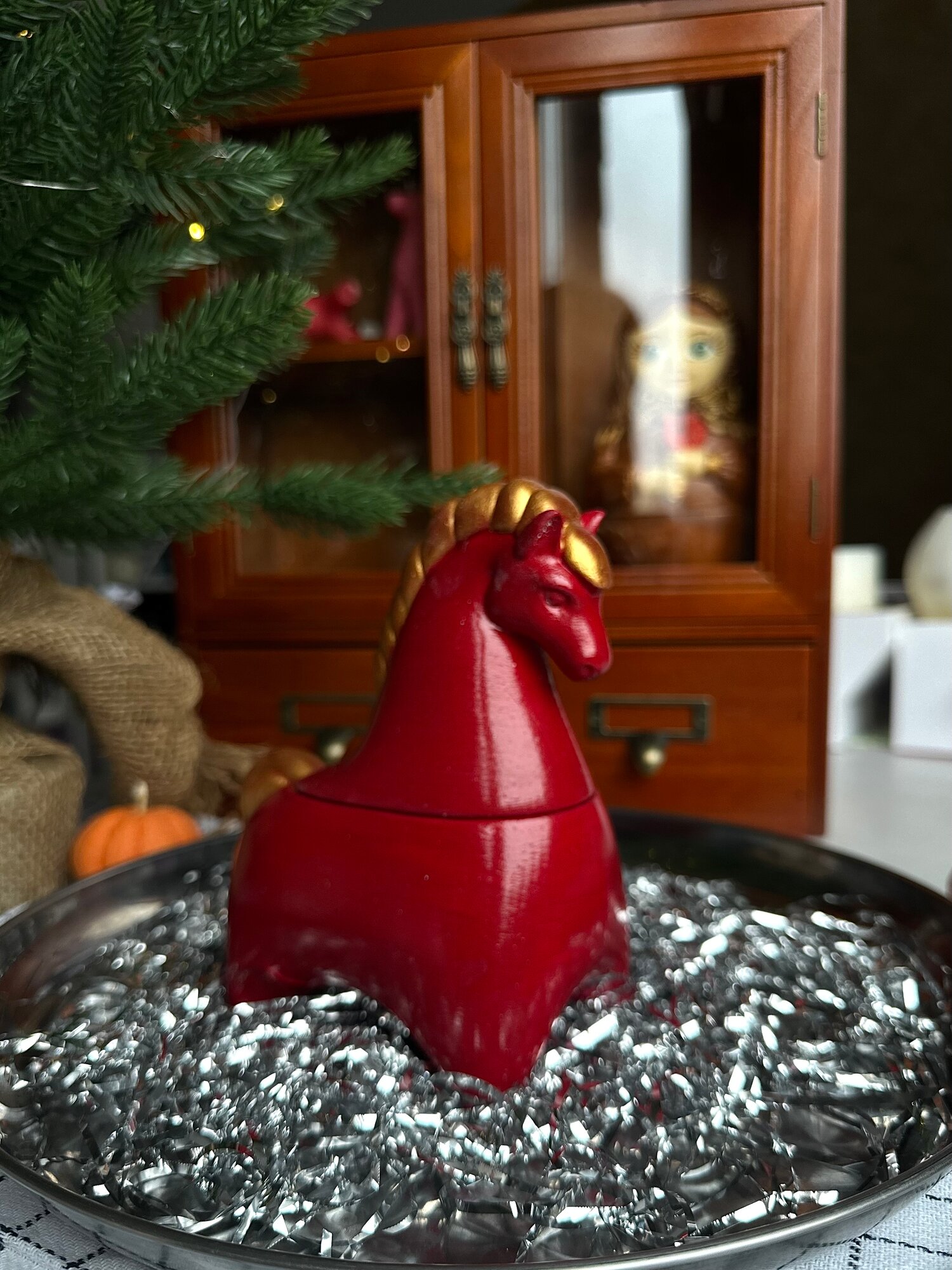 Свеча «Царь Конь» ручной работы из соевого воска в гипсовом подсвечнике, символ 2026 года, Красный