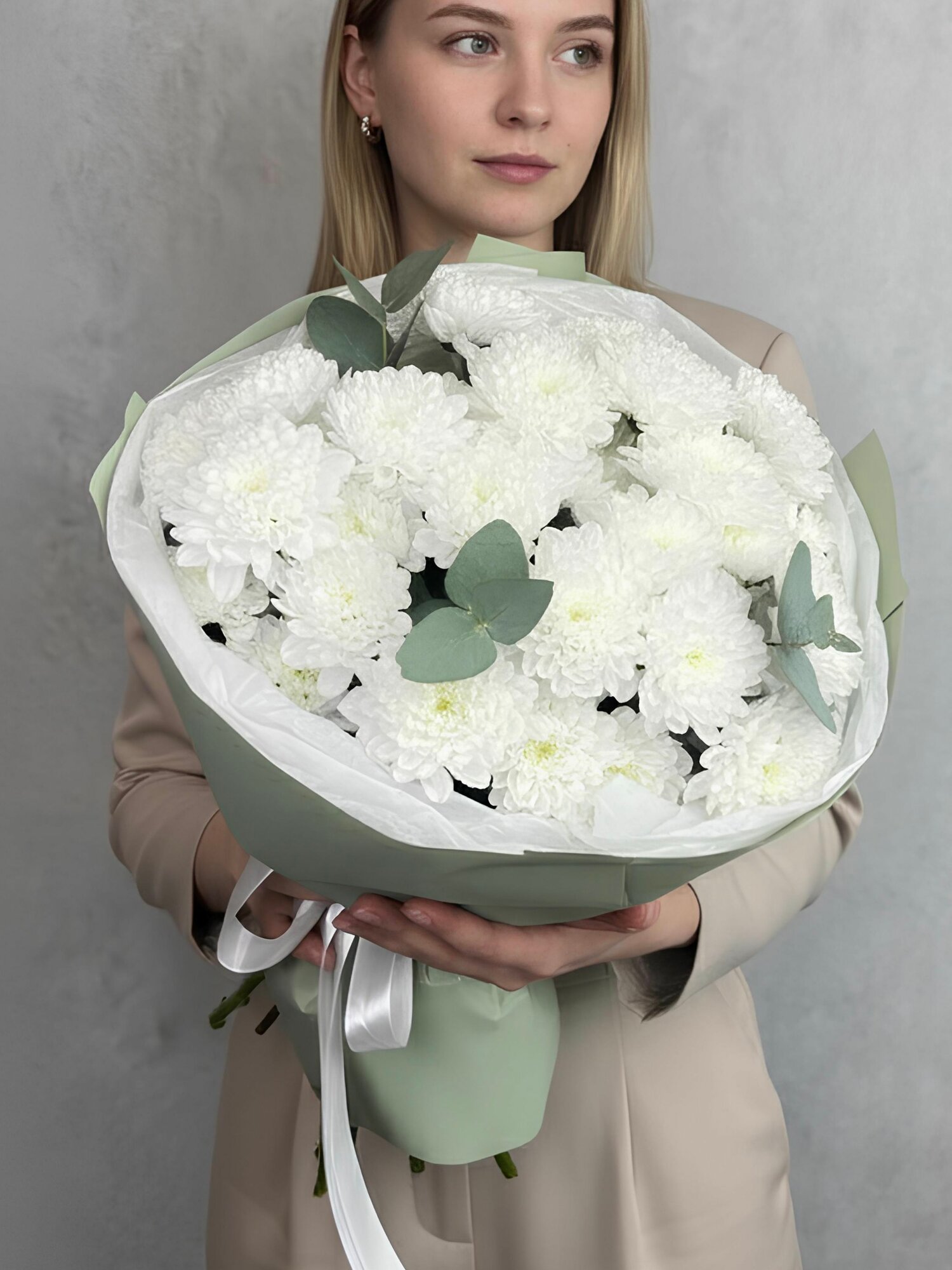 Букет из 5 белых кустовых хризантем Алтай и эвкалипта - Oliv S .613