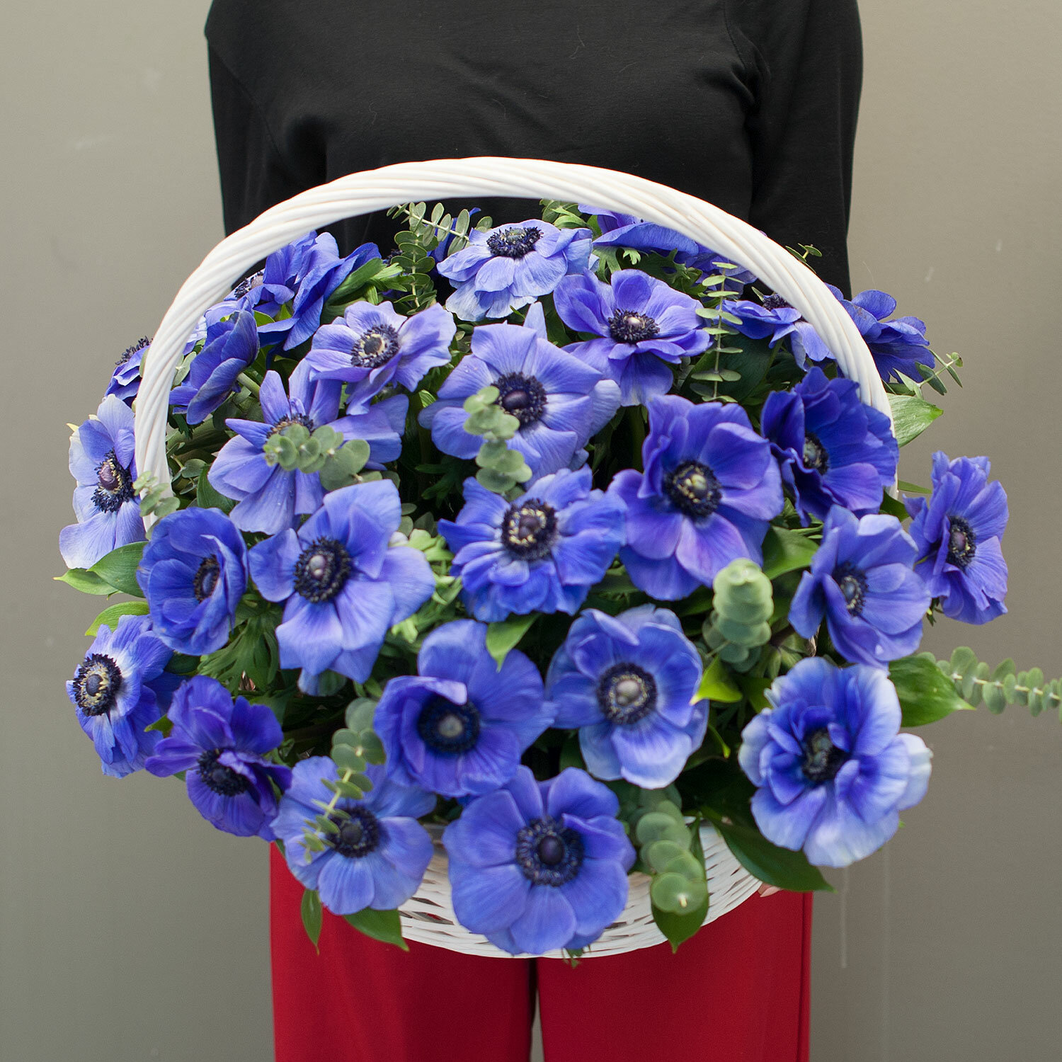 Корзина из синих анемонов с декоративной зеленью "Небо весной"