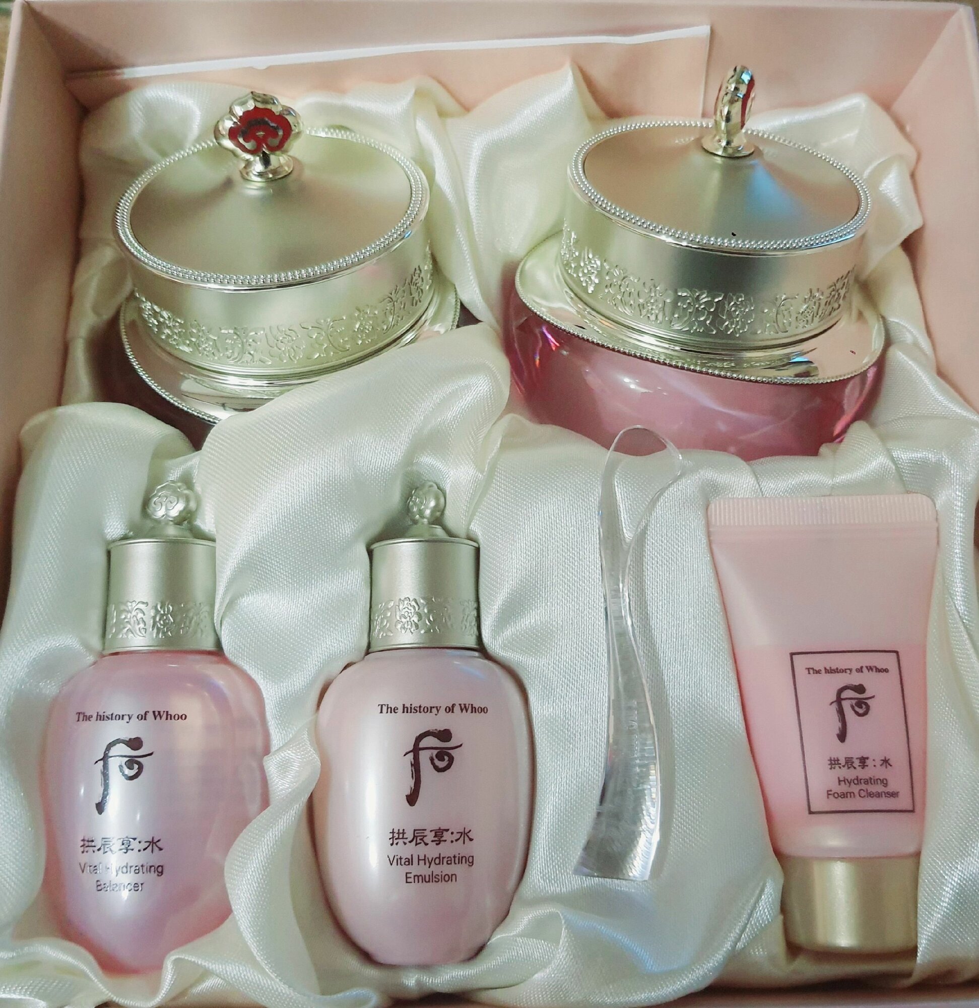 The History of Whoo набор увлажняющих кремов Gongjinhyang Soo Vital Hydrating Cream Duo Set