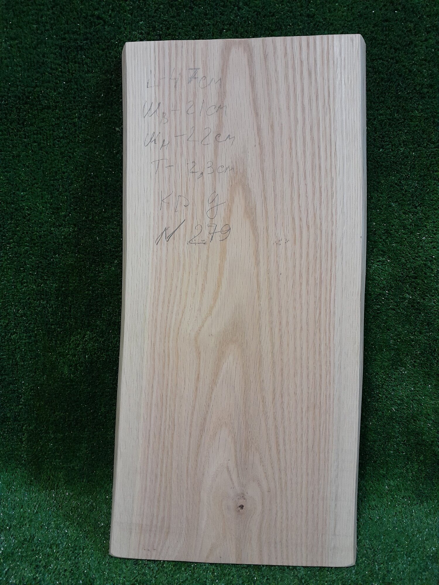 Слэб из красного дуба. 1 сорт. Размер: 47x21-22x2.3 см, откалиброван и отстроган, обзол очищен.