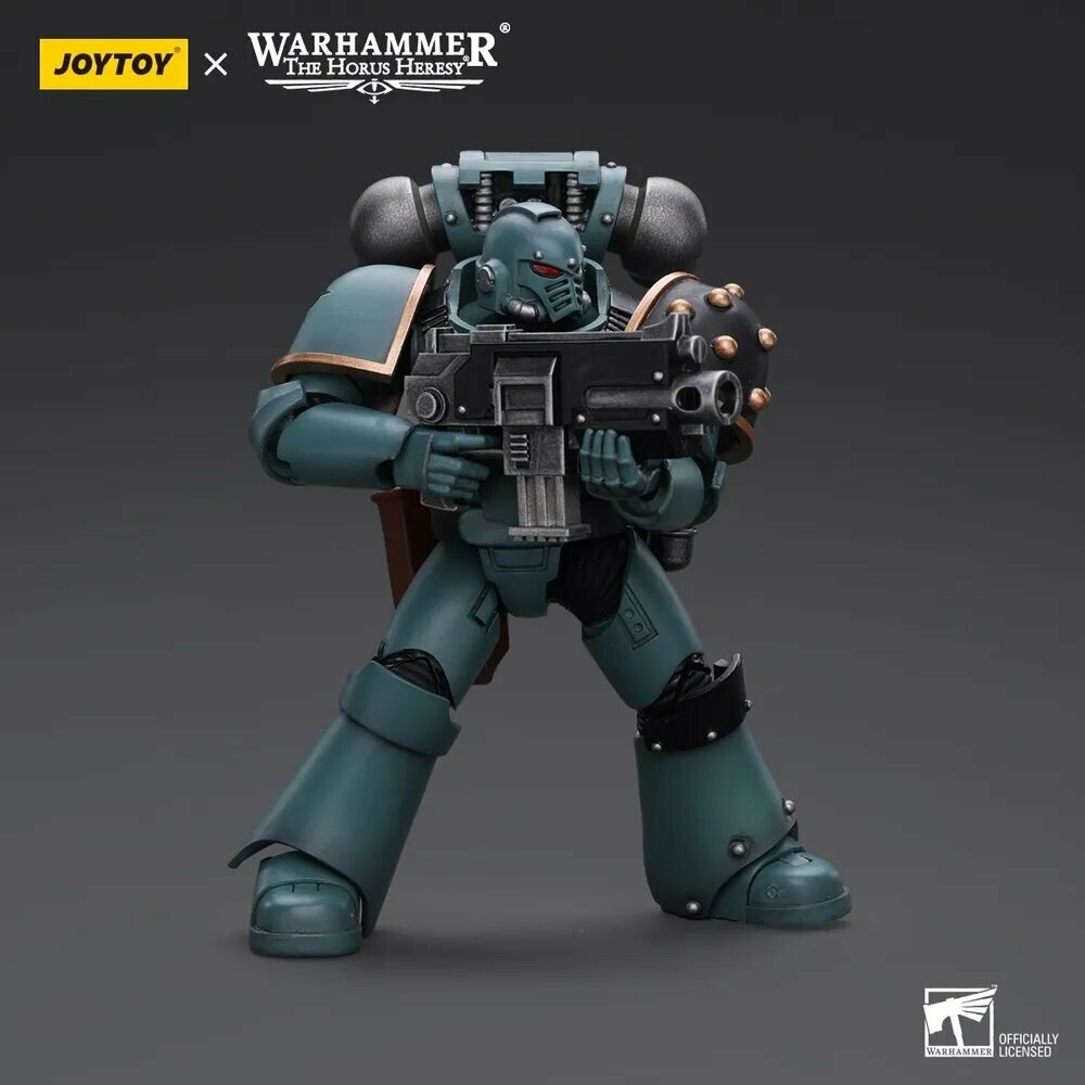 Подвижная фигурка Warhammer Ересь Хоруса JOYTOY 30K 1/18 Сыны Хоруса Тактический отряд MKIV Легионер с болтером Подарочная модель