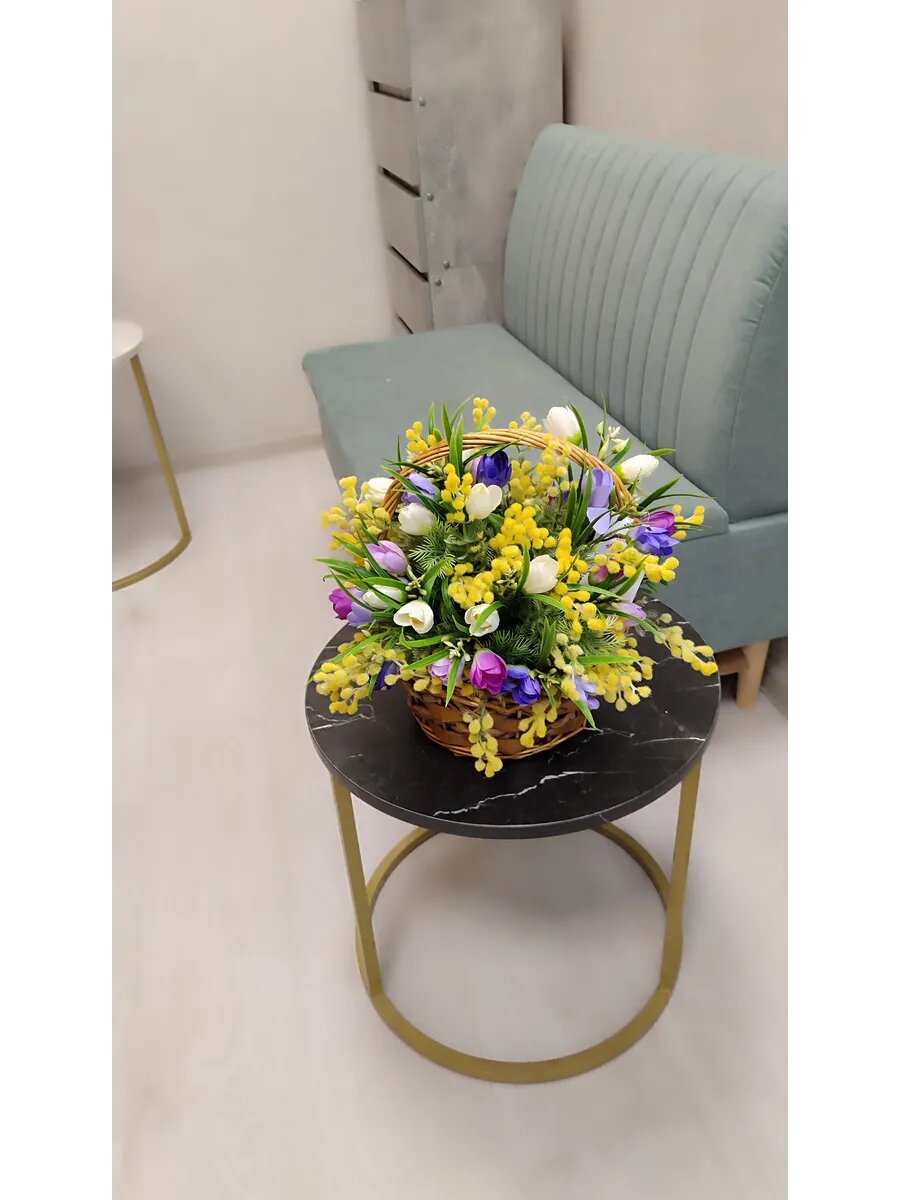 Композиция из искусственных крокусов в корзине