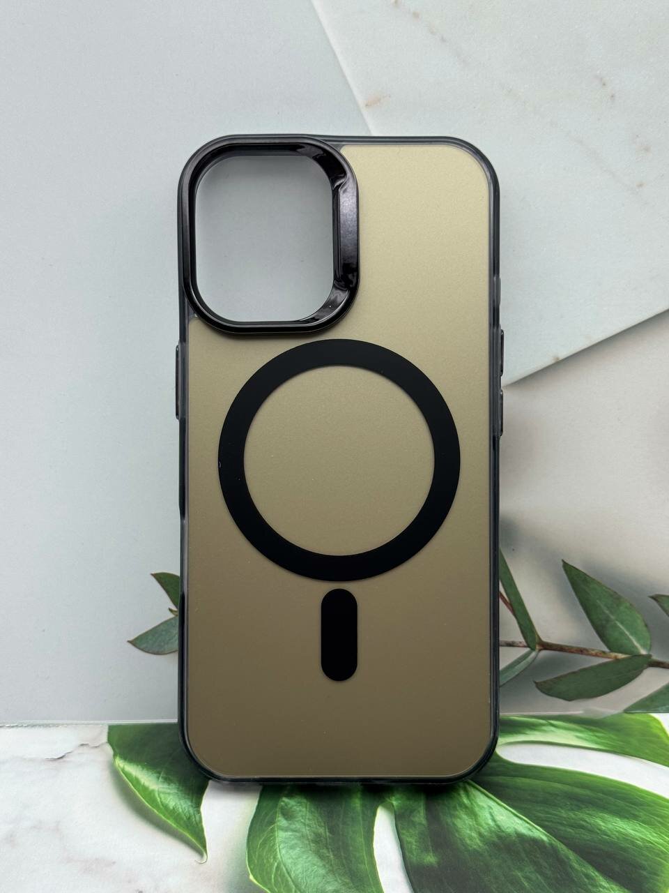 Пластиковый чехол на iPhone 16 защитный