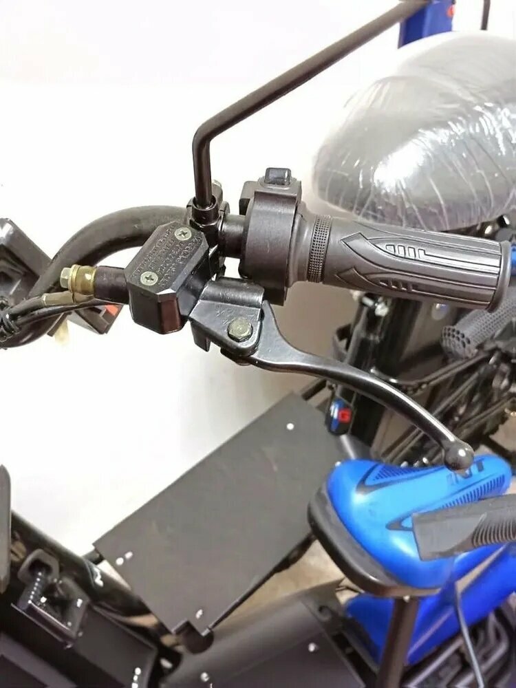 Ручка гидравлического тормоза электровелосипеда, мотоцикла, скутера, мопеда правая с расширительным бачком