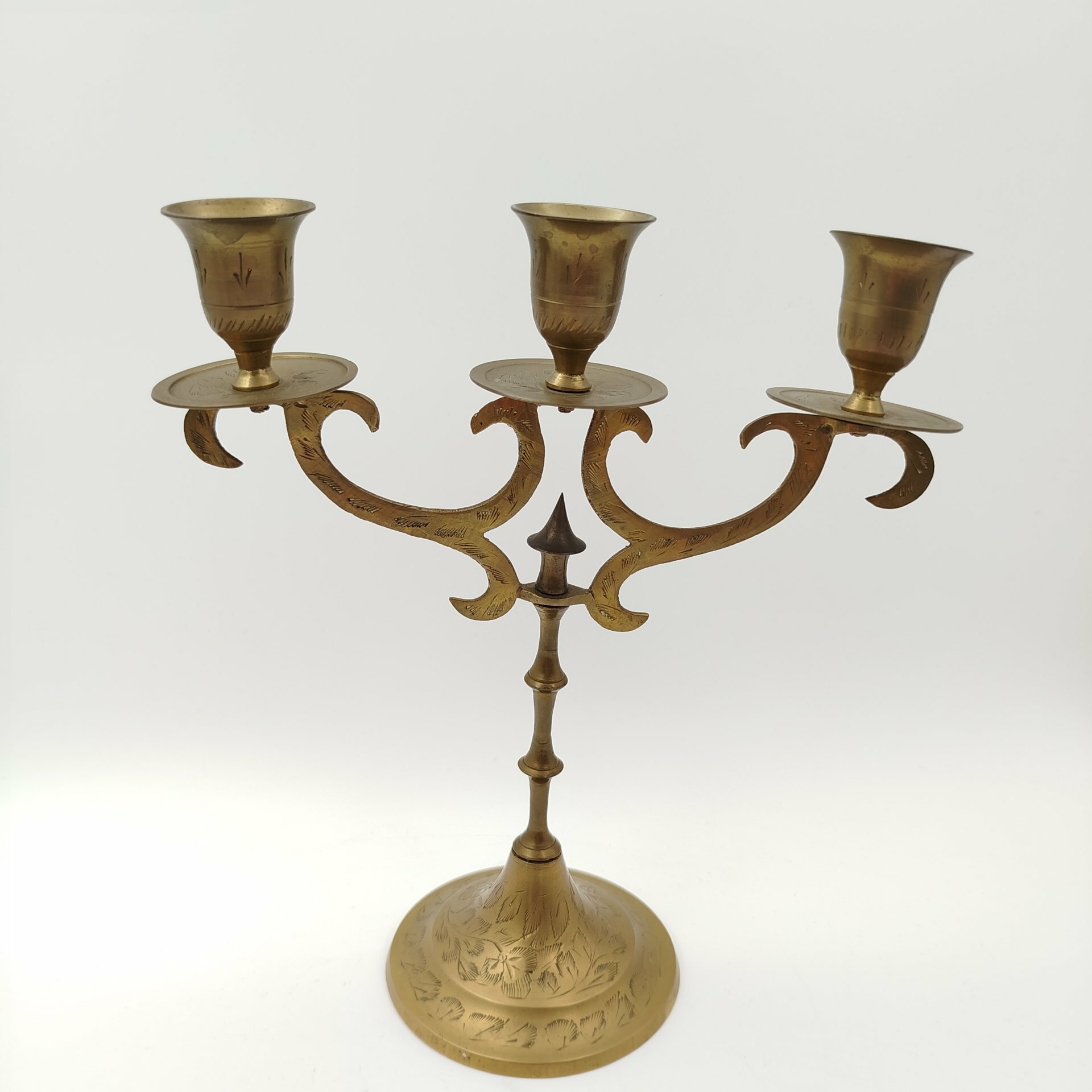 Подсвечник на три свечи, украшенный растительным декором, латунь, резьба, Индия