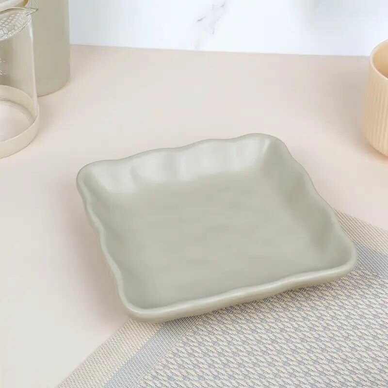 Блюдо для закусок 18,5х18,5 см. из керамики в пастельных оттенках для повседневной и праздничной сервировки