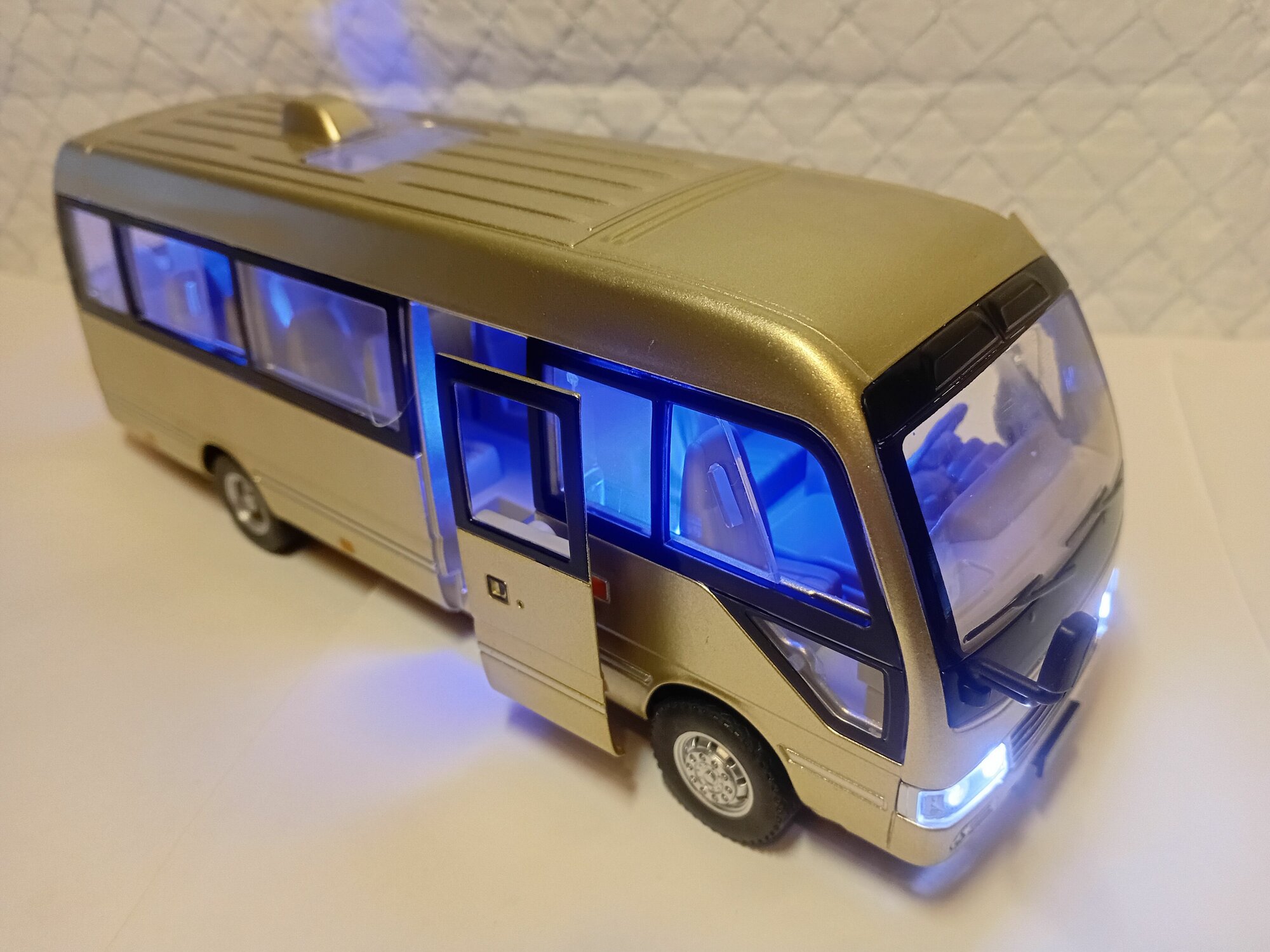 Коллекционный металлический автобус TOYOTA COASTER 1:24 ( 22 см. )