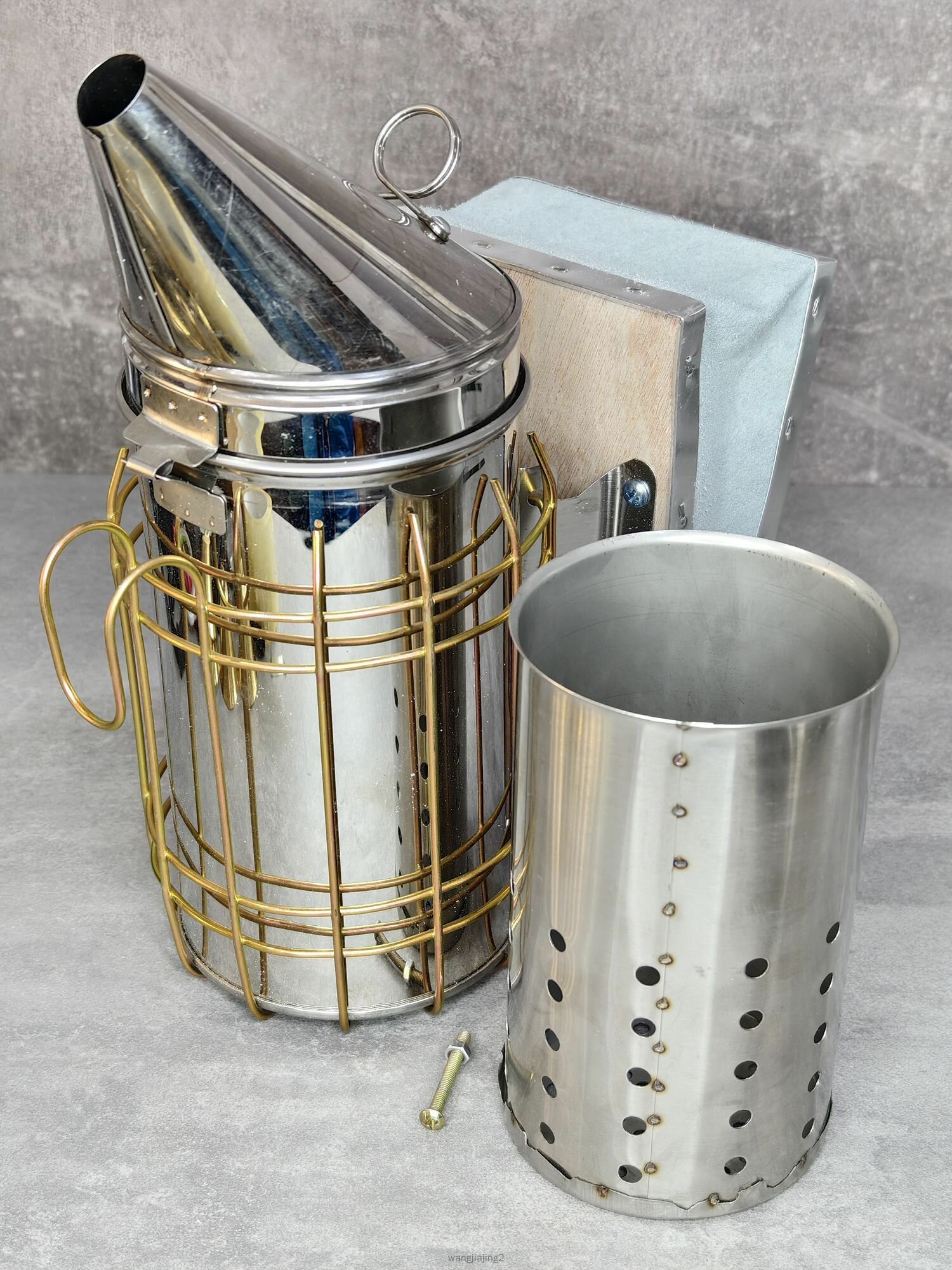 Дымарь со стаканом для пчеловодства из нержавейки (меха из кожи, нержавеющая сталь 0.3 мм)