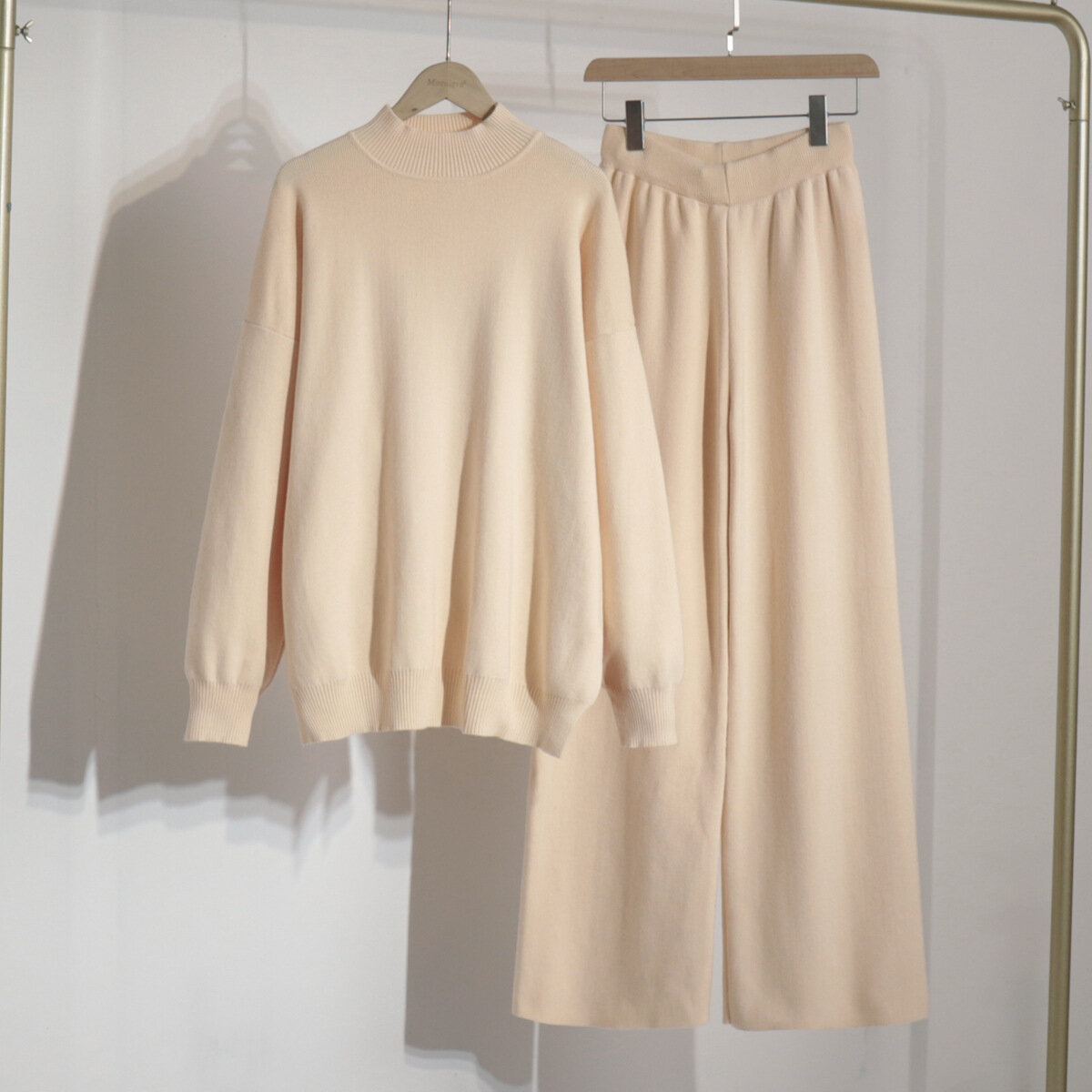 Однотонный трикотажный костюм-свитер с высоким воротником и разрезом, женская одежда 2025 года, модный повседневный костюм-свитер с ленивым воротом