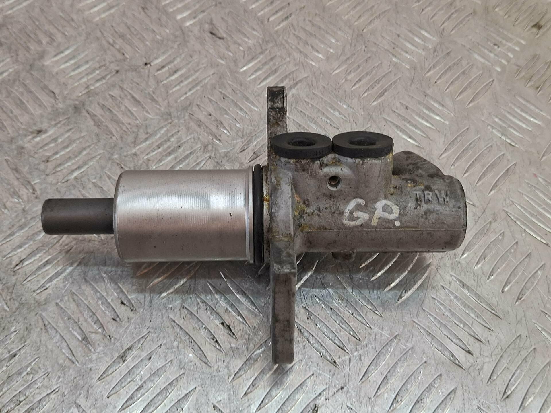 Главный тормозной цилиндр Volkswagen Passat B5 рест. 2000