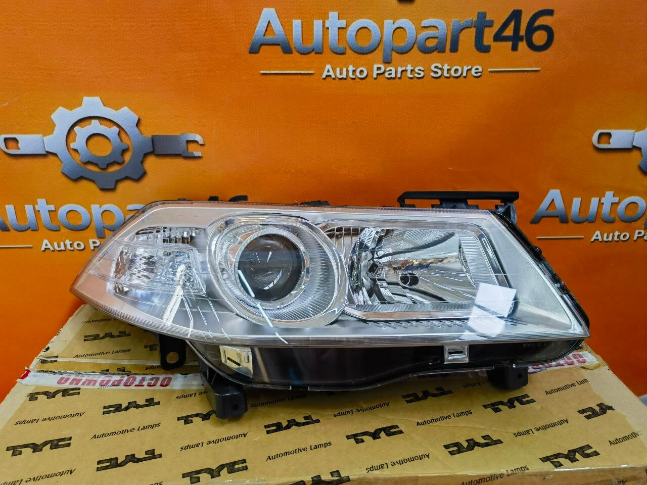 Правая фара Рено Меган 2 RENAULT MEGANE 2 электрокорректор отличное качество TYC с линзами