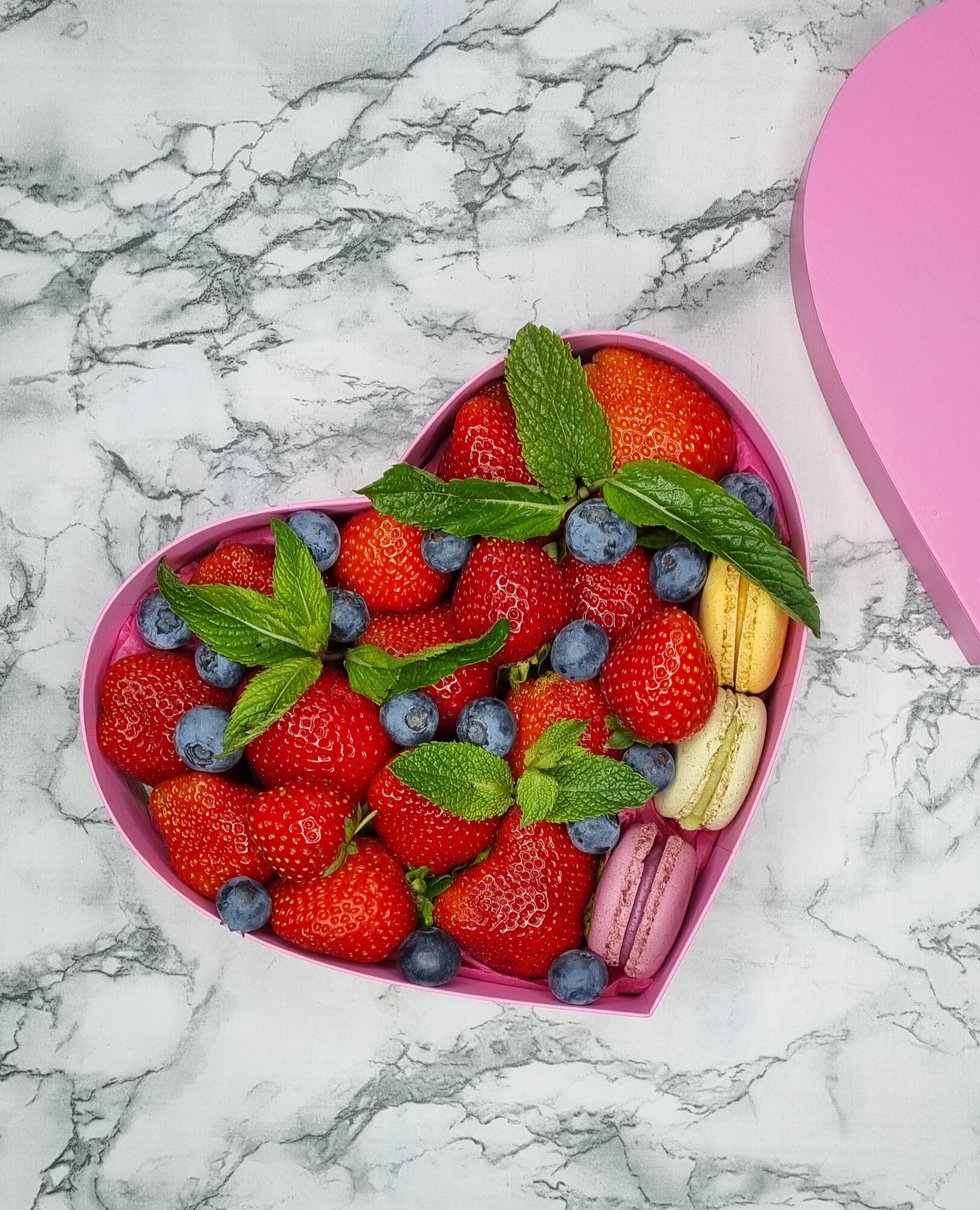 Подарочная коробка "Клубника", для подарка маме, сестре, девушке, коллеге