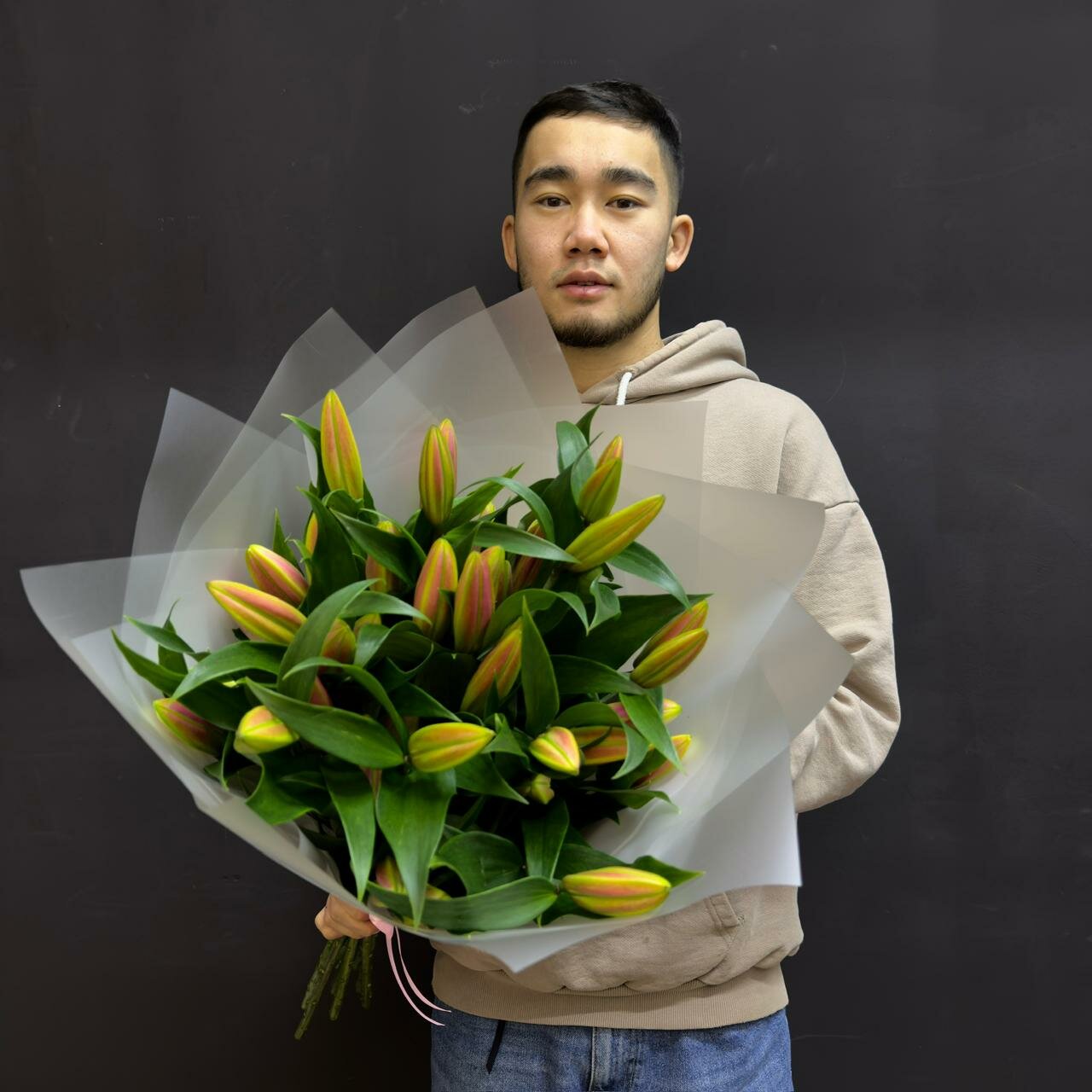 Прекрасный букет из 9 высоких лилий высотой 80 см с доставкой