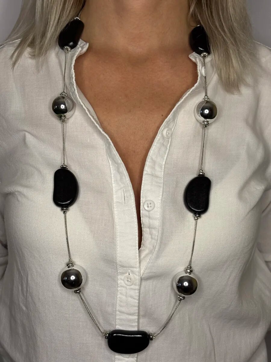 Комплект бижутерии: серьги, колье, дерево