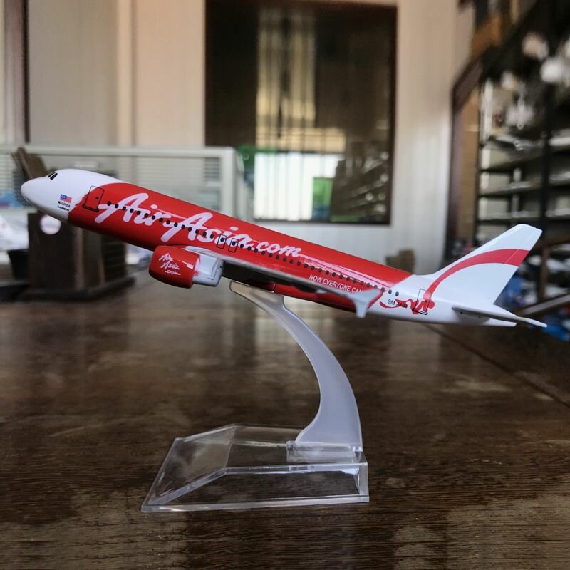 Металлическая модель самолёта Airbus A320 AirAsia 1/400 — настольная авиамодель для коллекции и декора без шасси