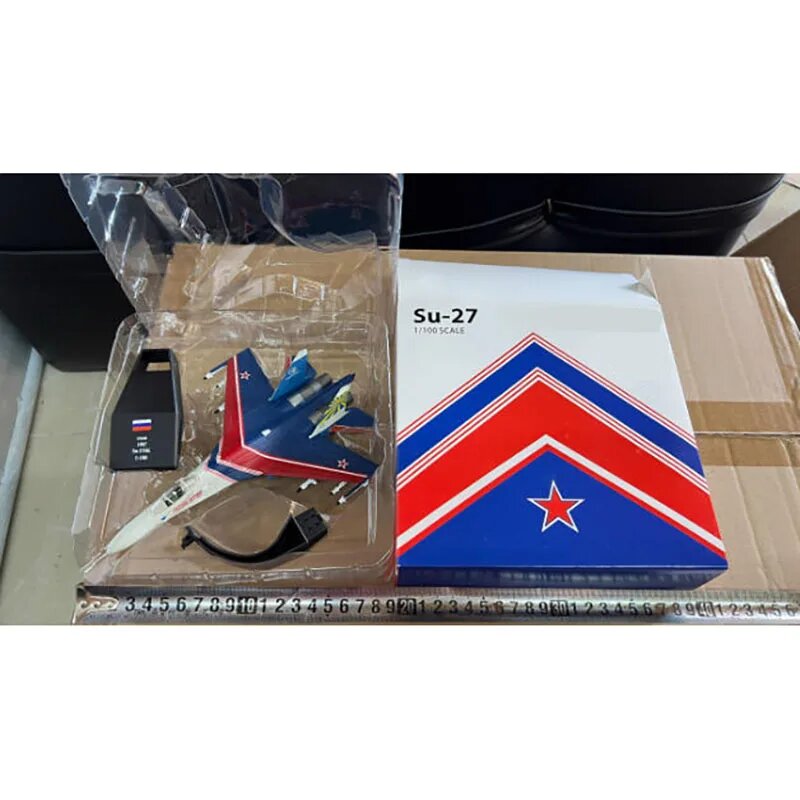 Модель самолета HYINUO Су-27 красного цвета 1:100