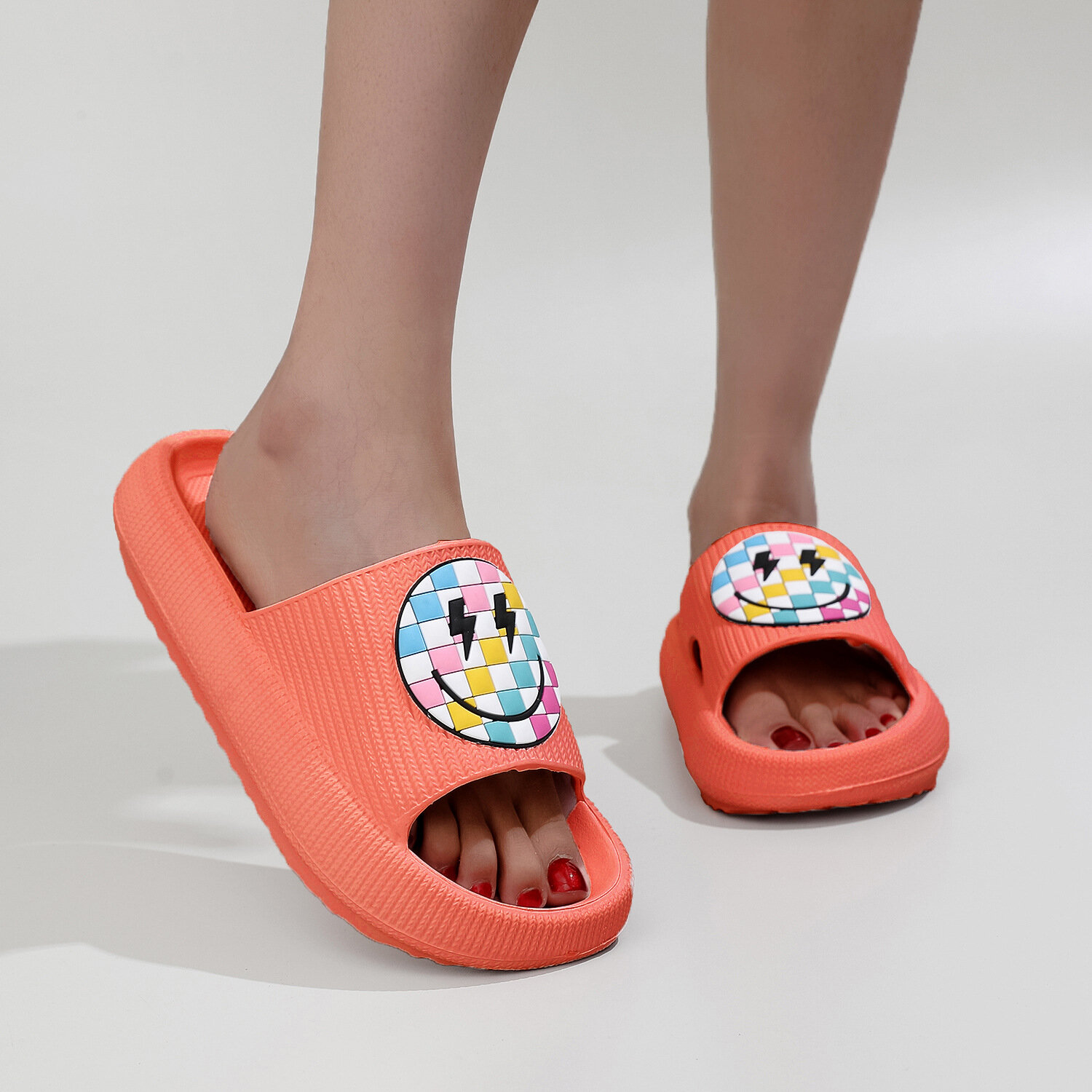 Новые сандалии с мультяшными смайликами для пар, летние домашние сандалии для ванной комнаты и душа, для мужчин и женщин, с толстой подошвой.43-44