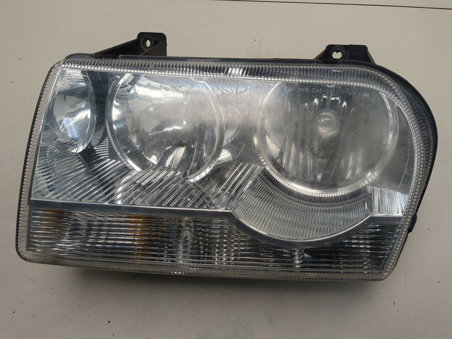 Фара (передняя) левая Chrysler 300C Б/У