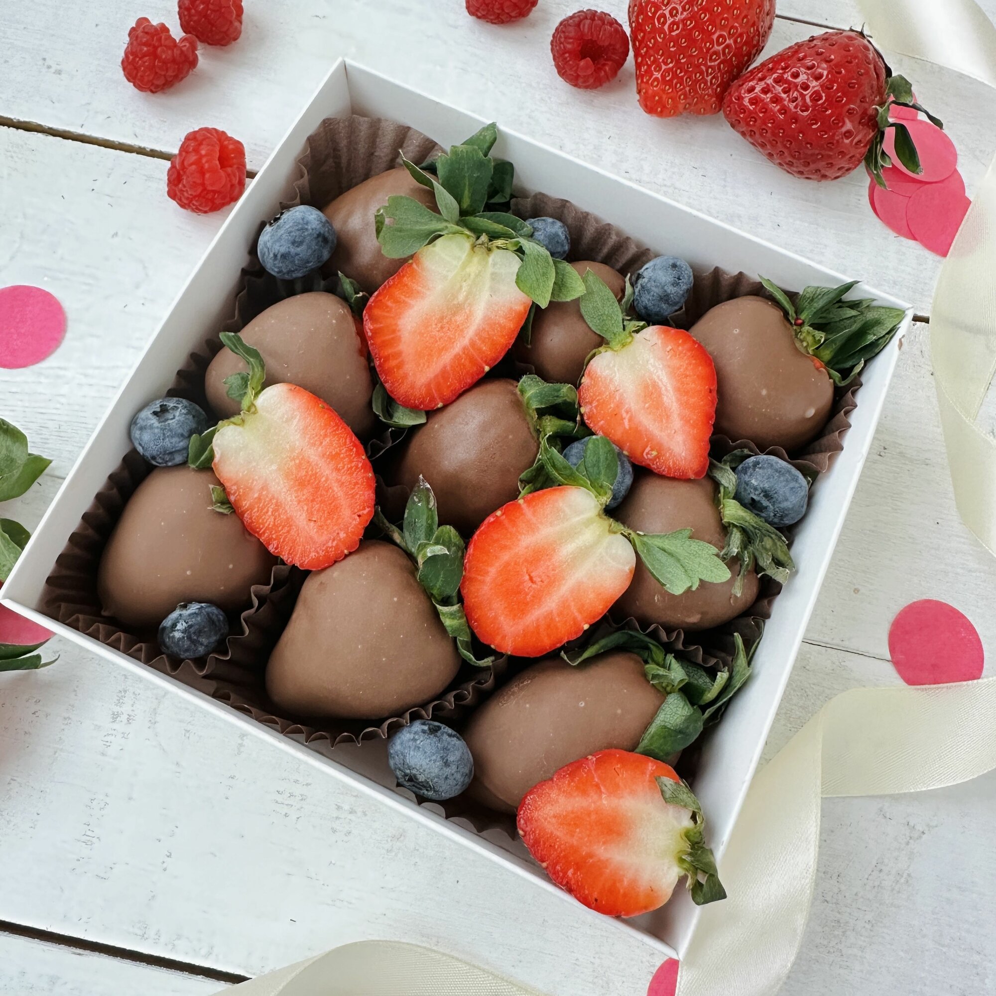 Клубника в шоколаде «Сладость», подарок себе любимым, маме, 9-12 шт