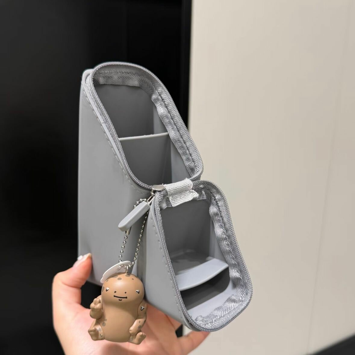 Настольная силиконовая сумка для хранения косметических кистей с элегантным дизайном, треугольная подставка в стиле Ins для мягких аксессуаров и заколок для волос.