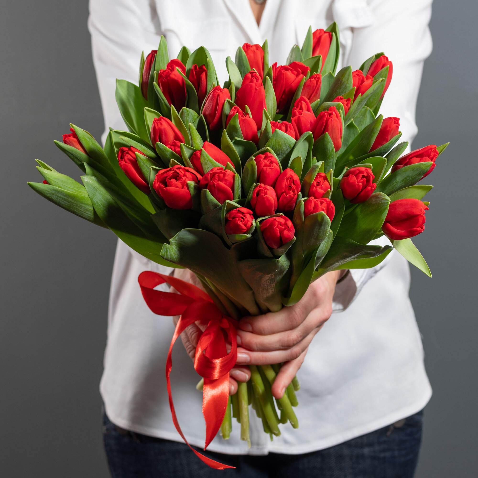 Букет Flor-Pro Flowers живых цветов из 35 красных тюльпанов с атласной лентой