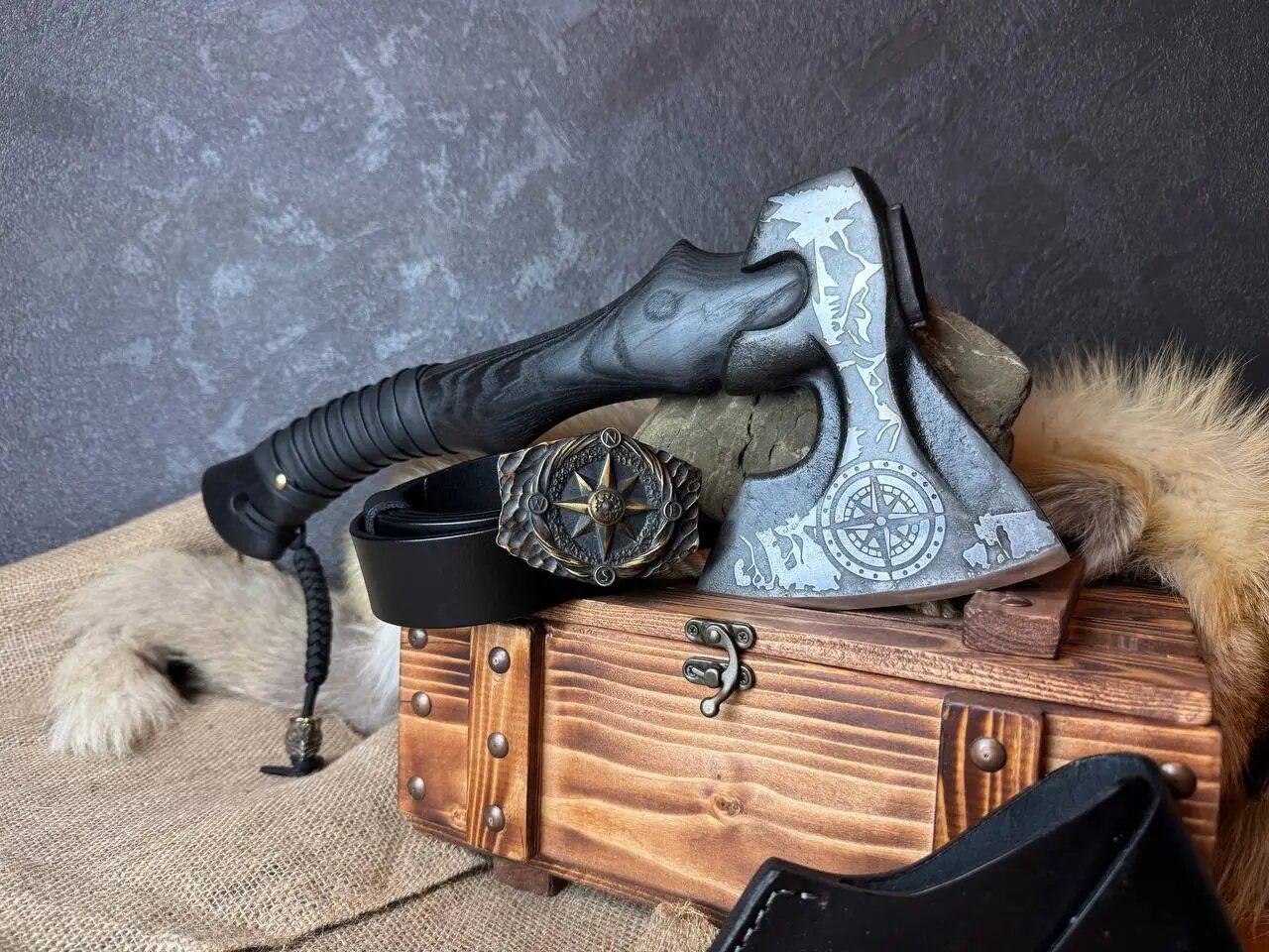 Топор кованый малый черный Роза Ветров с подвесом на ремень