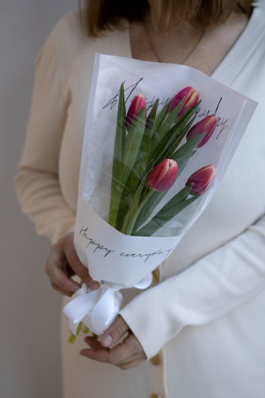 Монобукет из 5 тюльпанов, идеальный подарок для любимой девушки