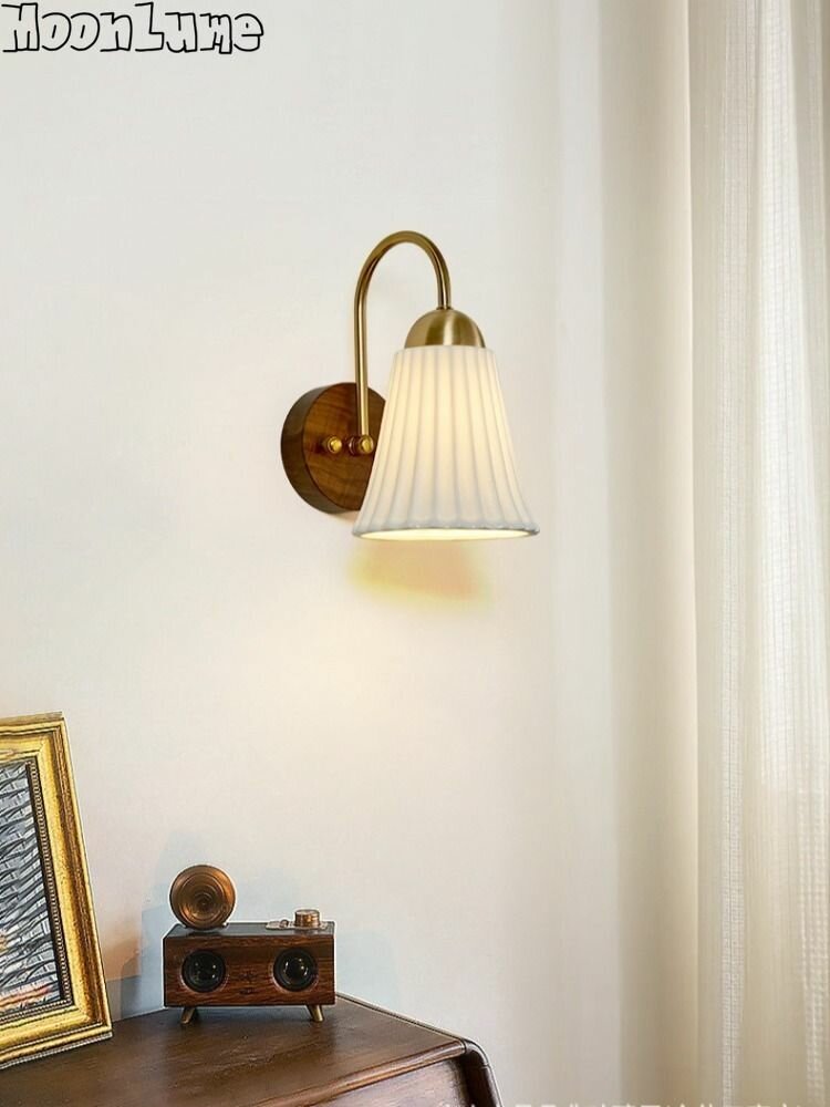 Настенный светильник серии Retro Simple White