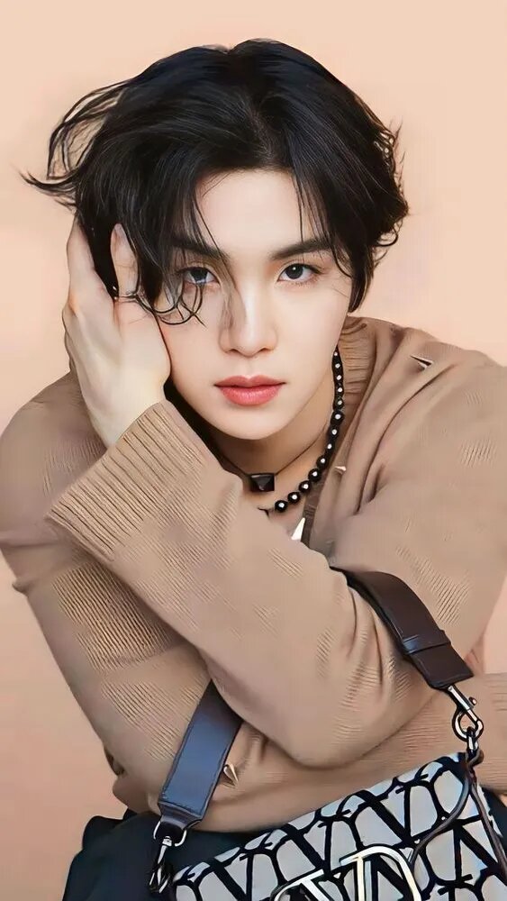 Алмазная живопись "Участник южнокорейской айдол-группы BTS, SUGA (Мин Юнги)", 5D, круглая, 40x50 см. Производитель: Brose Art.