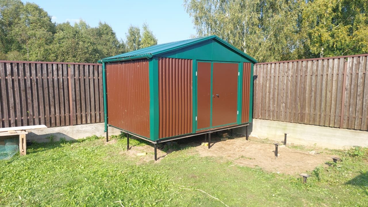 Металлический хозблок со сборкой на сваи, 3,84м х 2,85м, двери 1,2м и 0,6м, пол металл, водосточка.