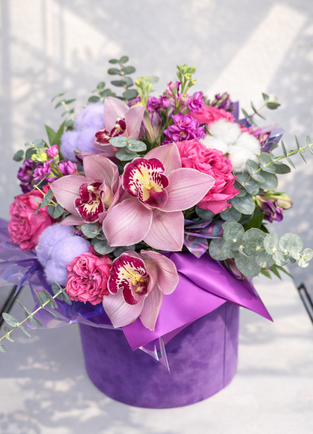 Букет в коробке с эвкалиптом, хлопком, альстромерией, маттиолой, орхидеей и пионовидными розами