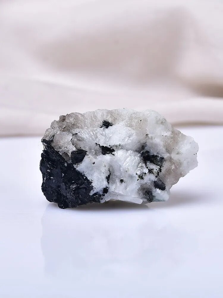 Натуральный камень "черно -белый лунный камень" не был обработан (3-5 см 2 шт)