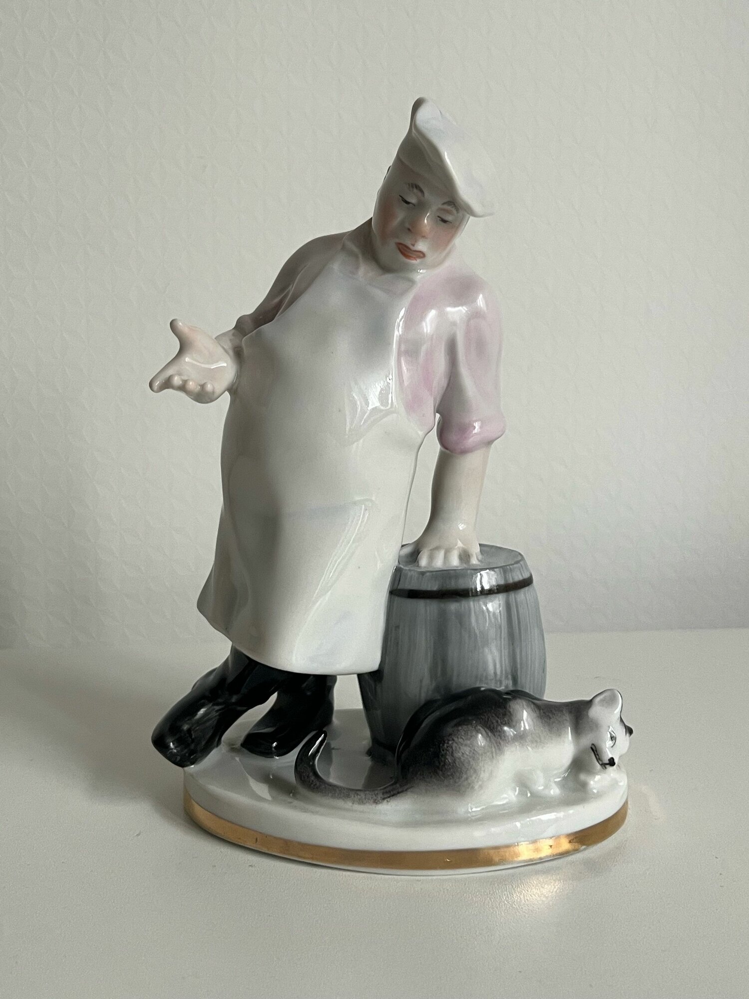 Статуэтка "Кот и повар" Фарфор. СССР. ЛФЗ. 18,6 см! По басне Крылова.