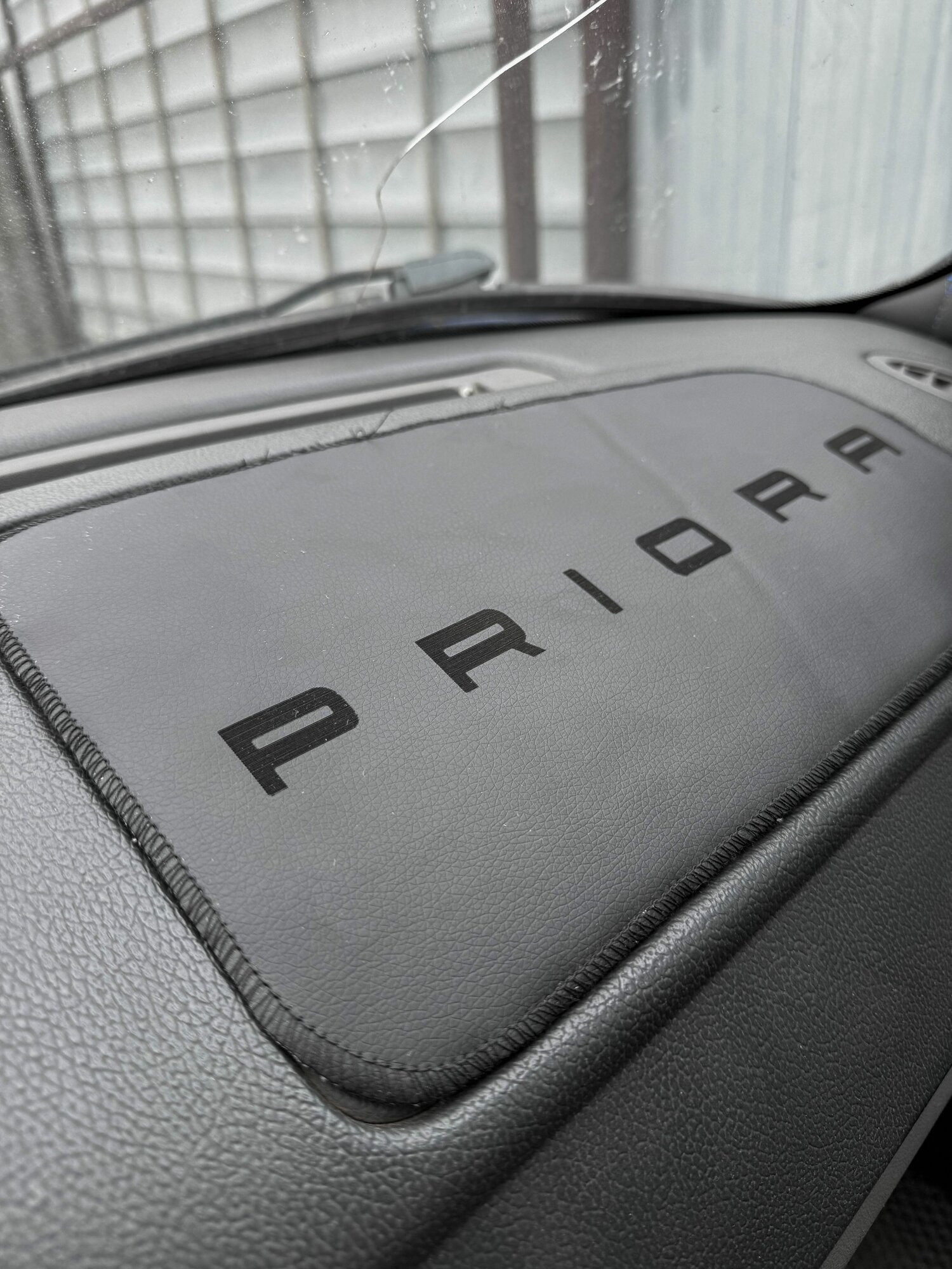 Коврик на панель Lada Priora — фото 1