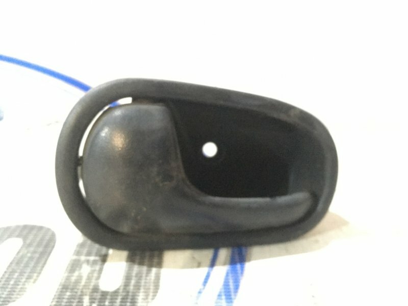 Ручка двери внутренняя Mazda Demio 2000 D06159330B DW3W B3, левая (с пробегом)