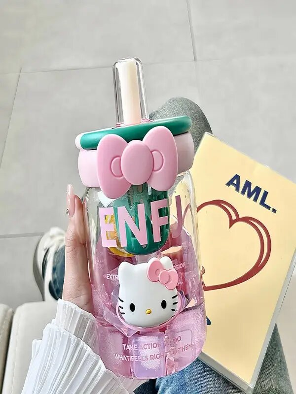 Стеклянный термостакан с трубочкой в дизайне Hello Kitty, применяемый для сервировки воды, прохладительных и горячих напитков, а также для ритуалов чаепития; данная модель премиального исполнения считается бестселлером среди аксессуаров для офисного примен