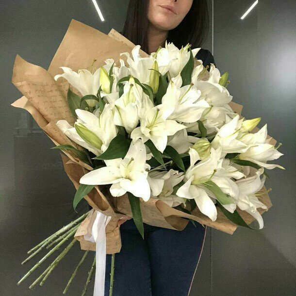 Монобукет Well Flowers "Белые лилии", 9 цветов, круглый, 60см, букет свежих цветов