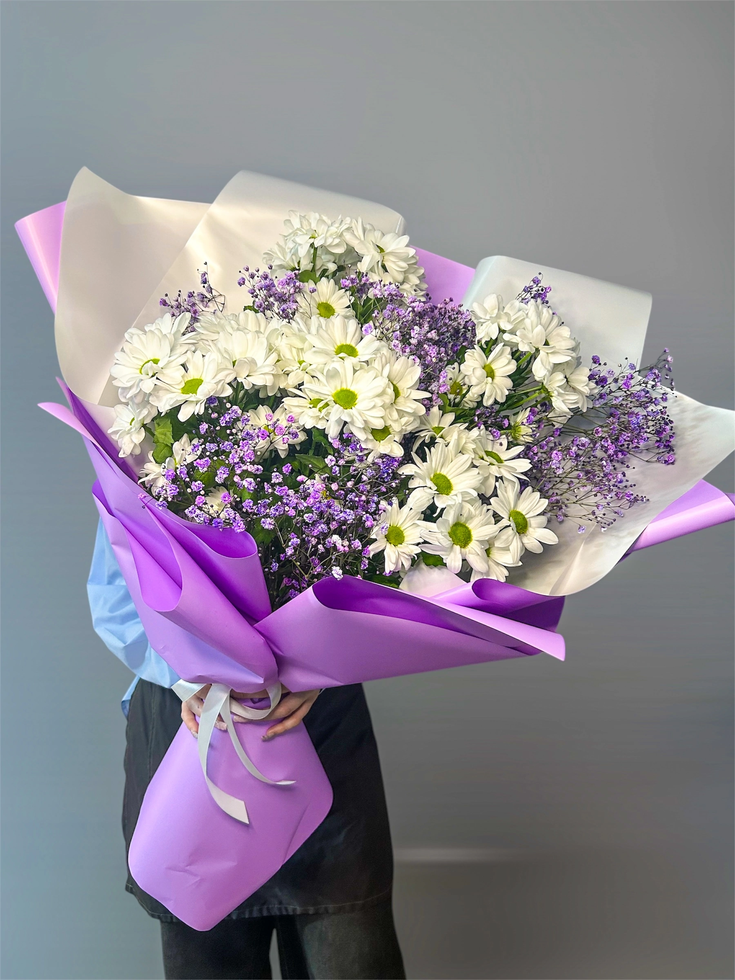 Сборный букет с хризантемой 5 шт и гипсофилой 5шт, дизайнерская упаковка