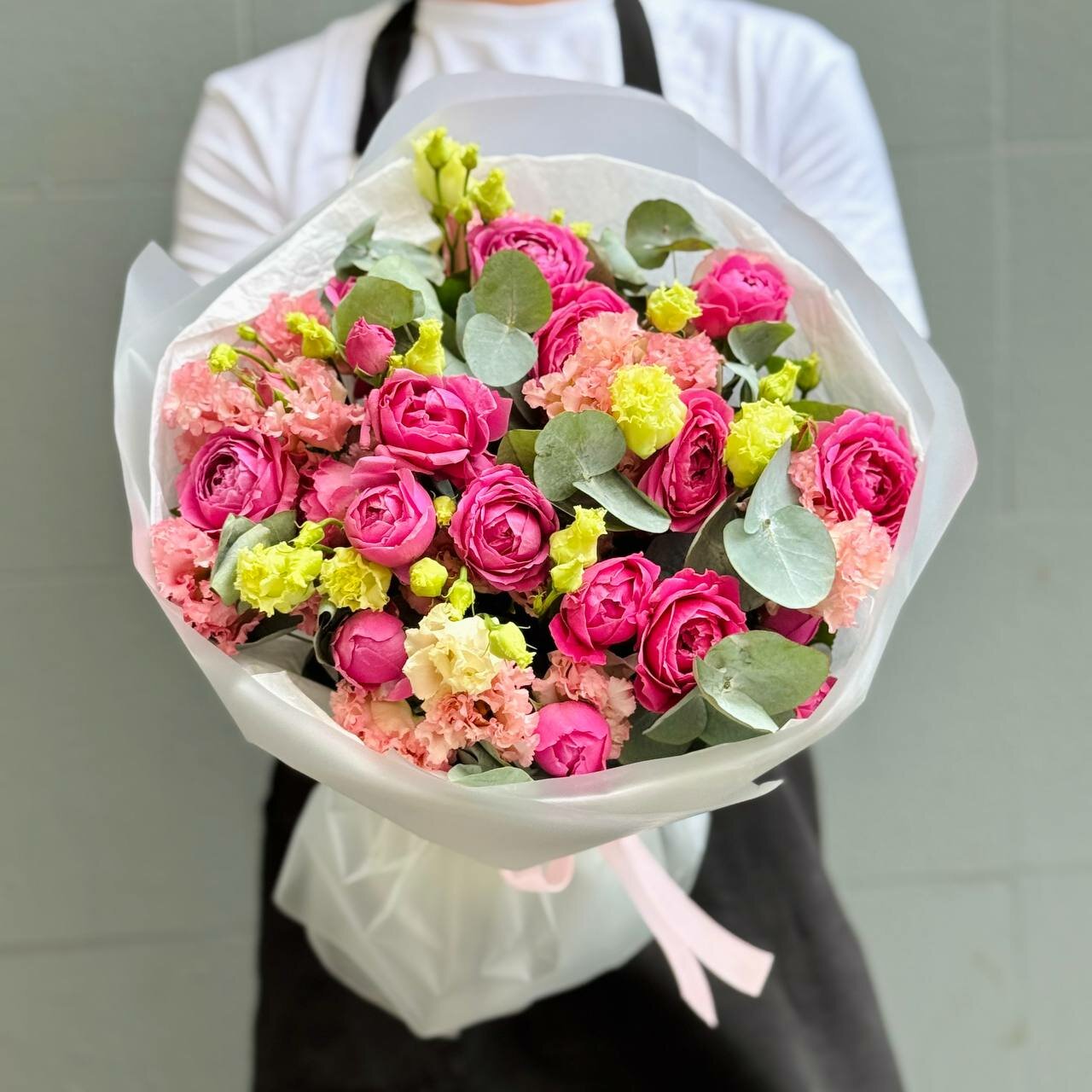 Букет "Misty Bubbles", из пионовидных роз и эустомы, с эвкалиптом