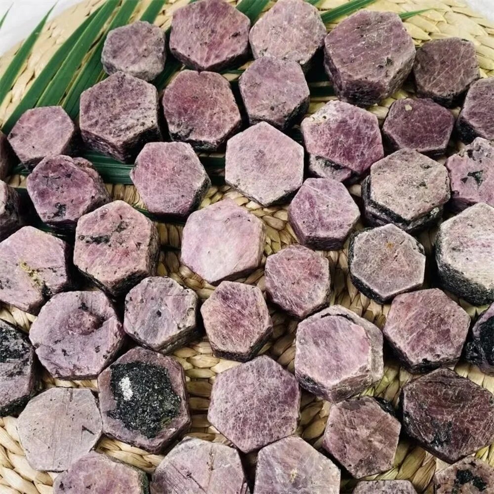 Необработанный рубиновый корунд 2-5 см 10-20g